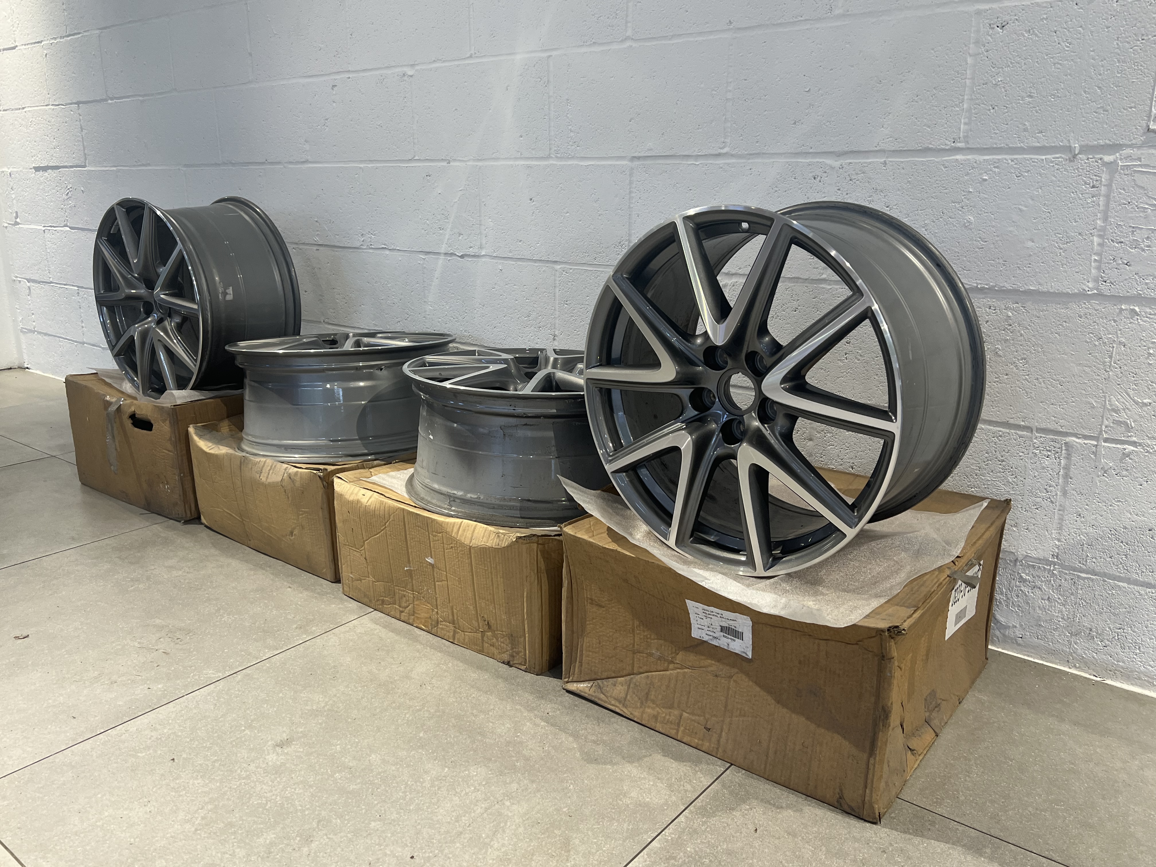 SET OF ASTON MARTIN VANTAGE WHEELS