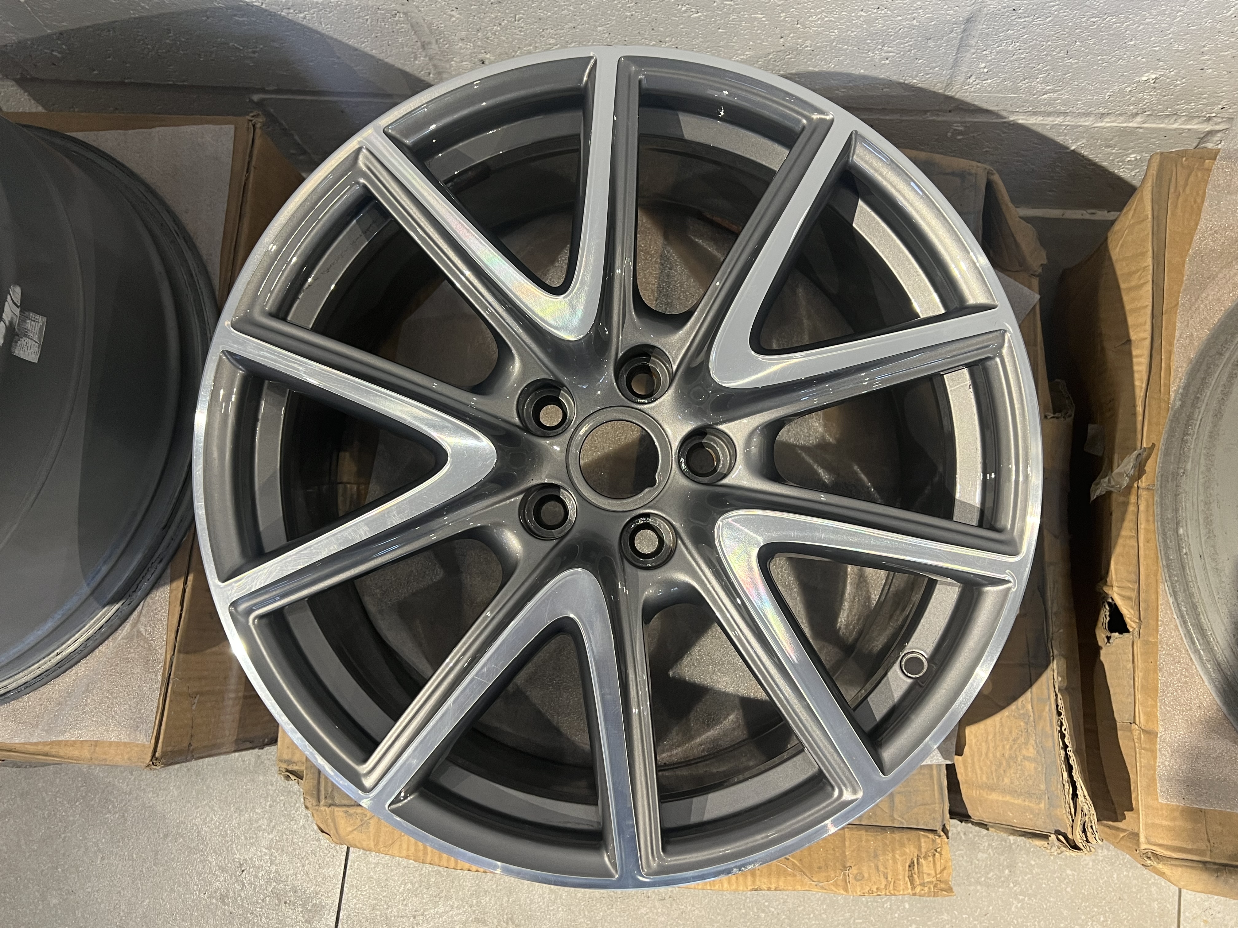 SET OF ASTON MARTIN VANTAGE WHEELS