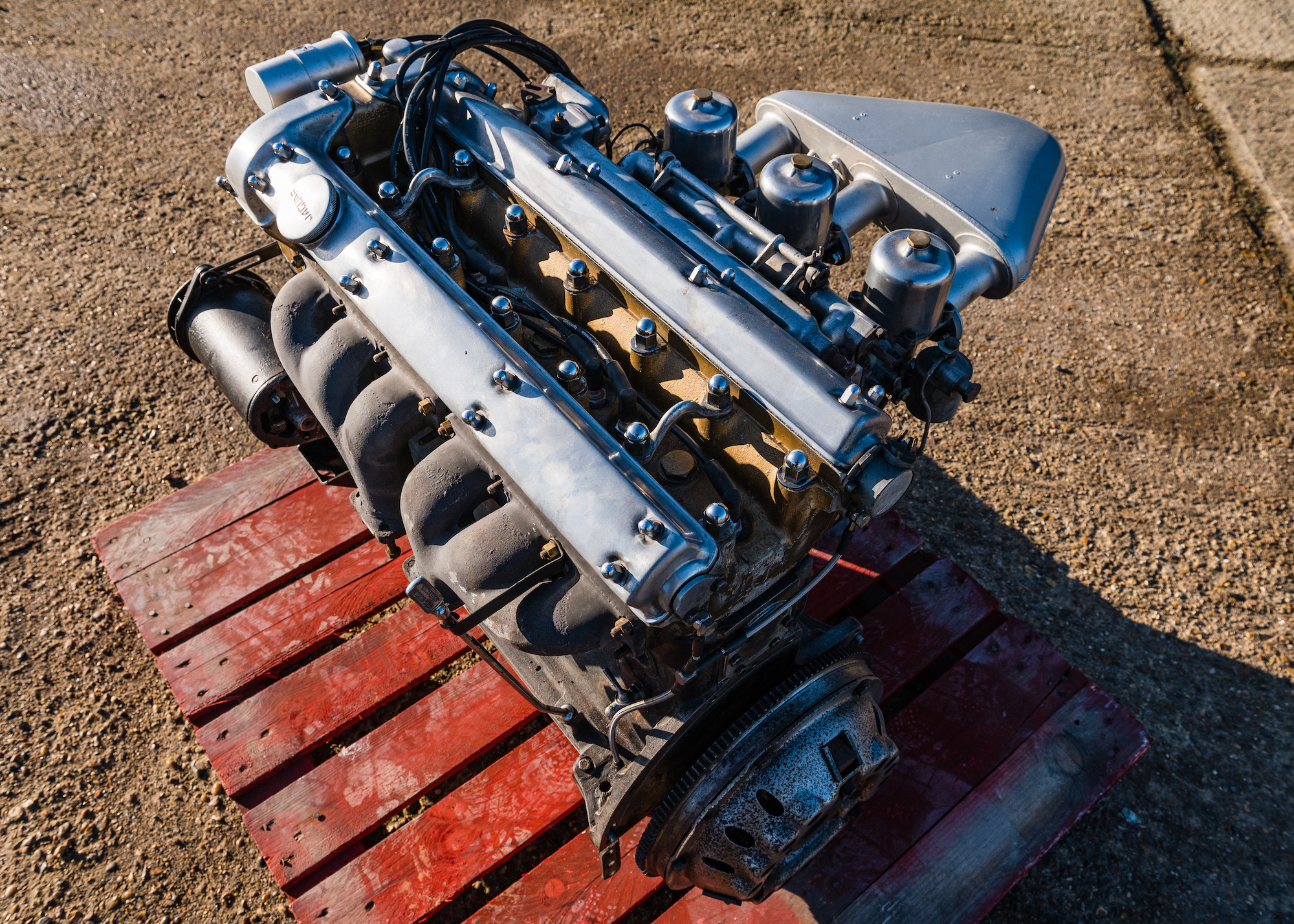 JAGUAR E-TYPE STRAIGHT-SIX ENGINE