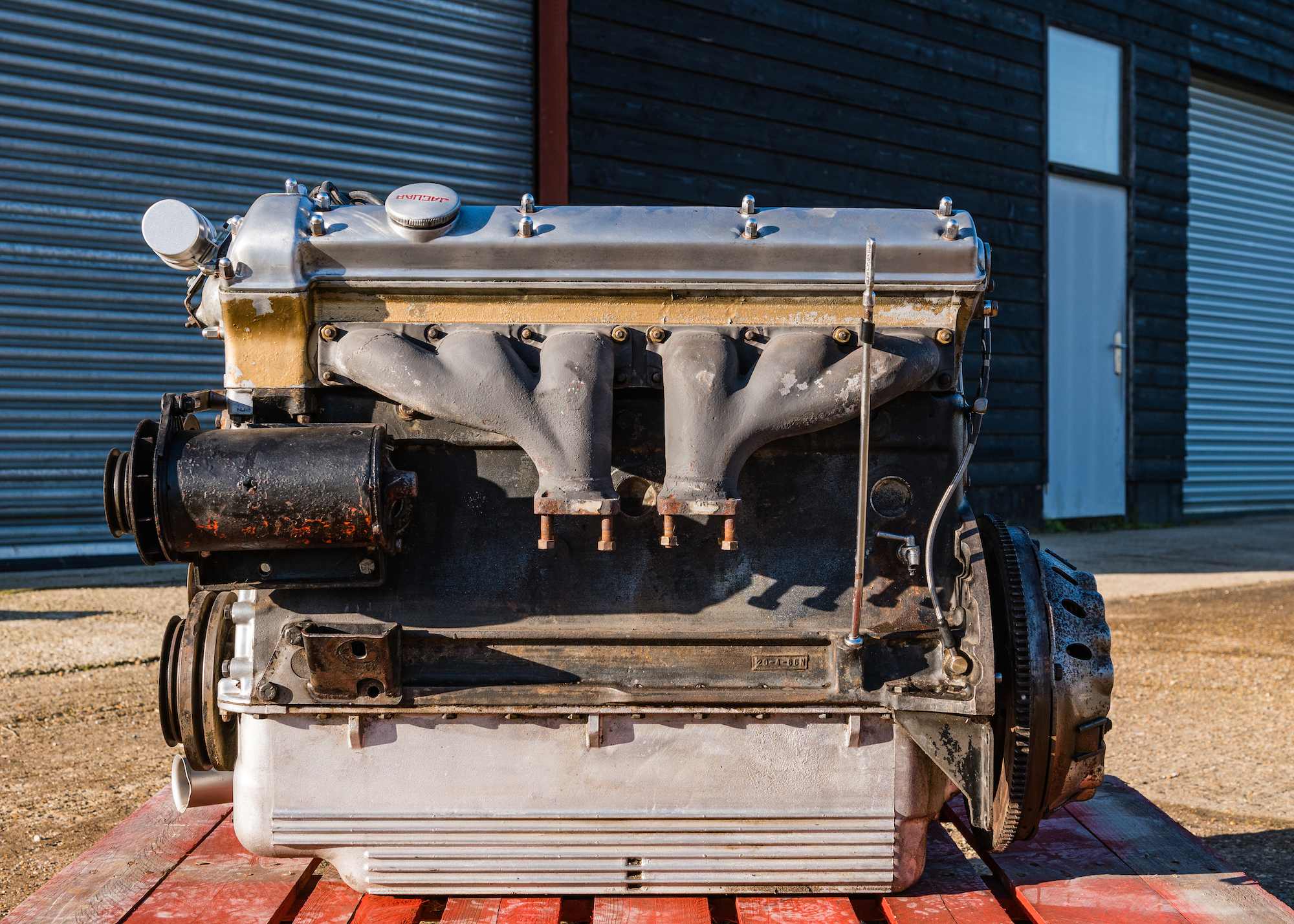 JAGUAR E-TYPE STRAIGHT-SIX ENGINE