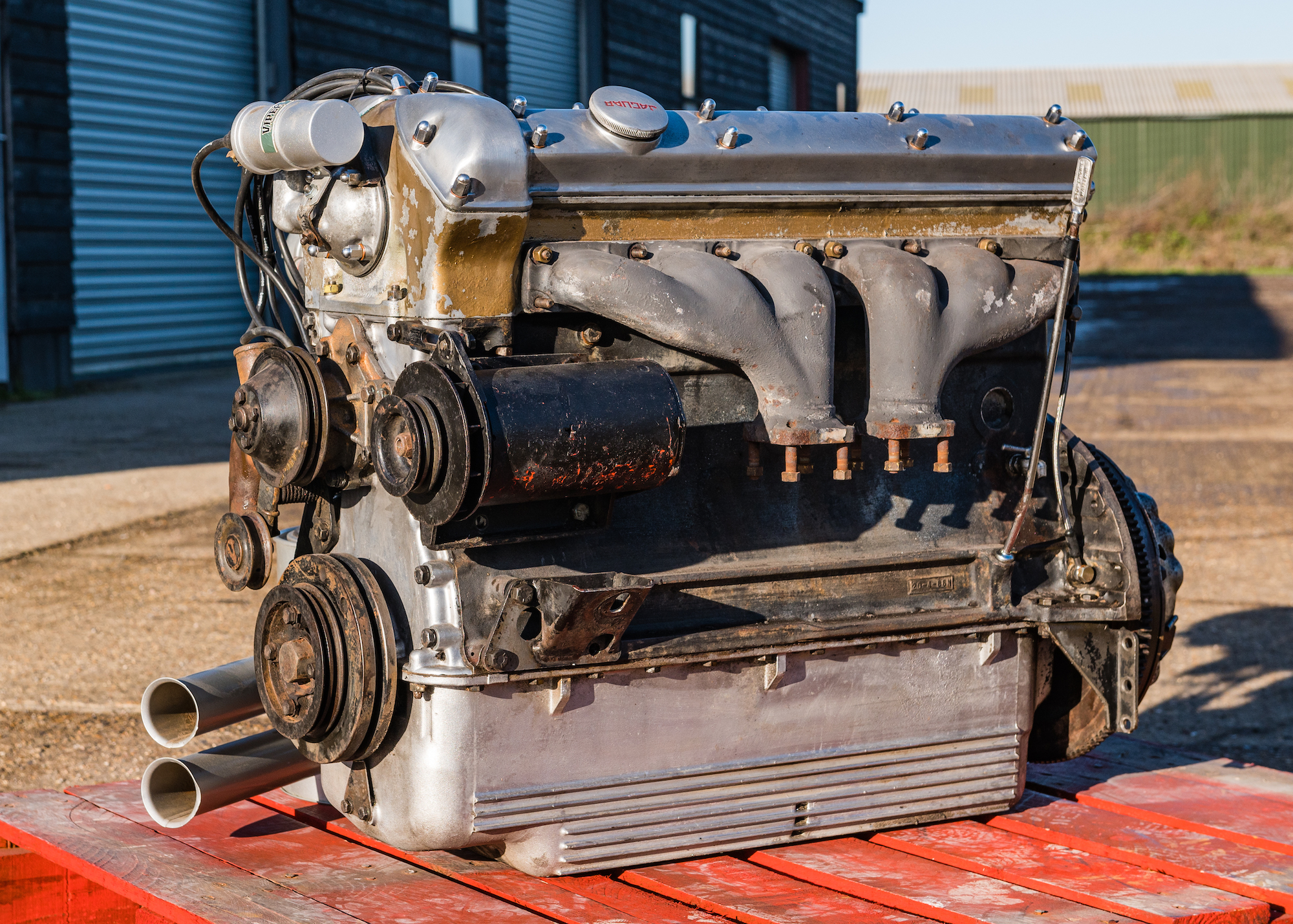 JAGUAR E-TYPE STRAIGHT-SIX ENGINE