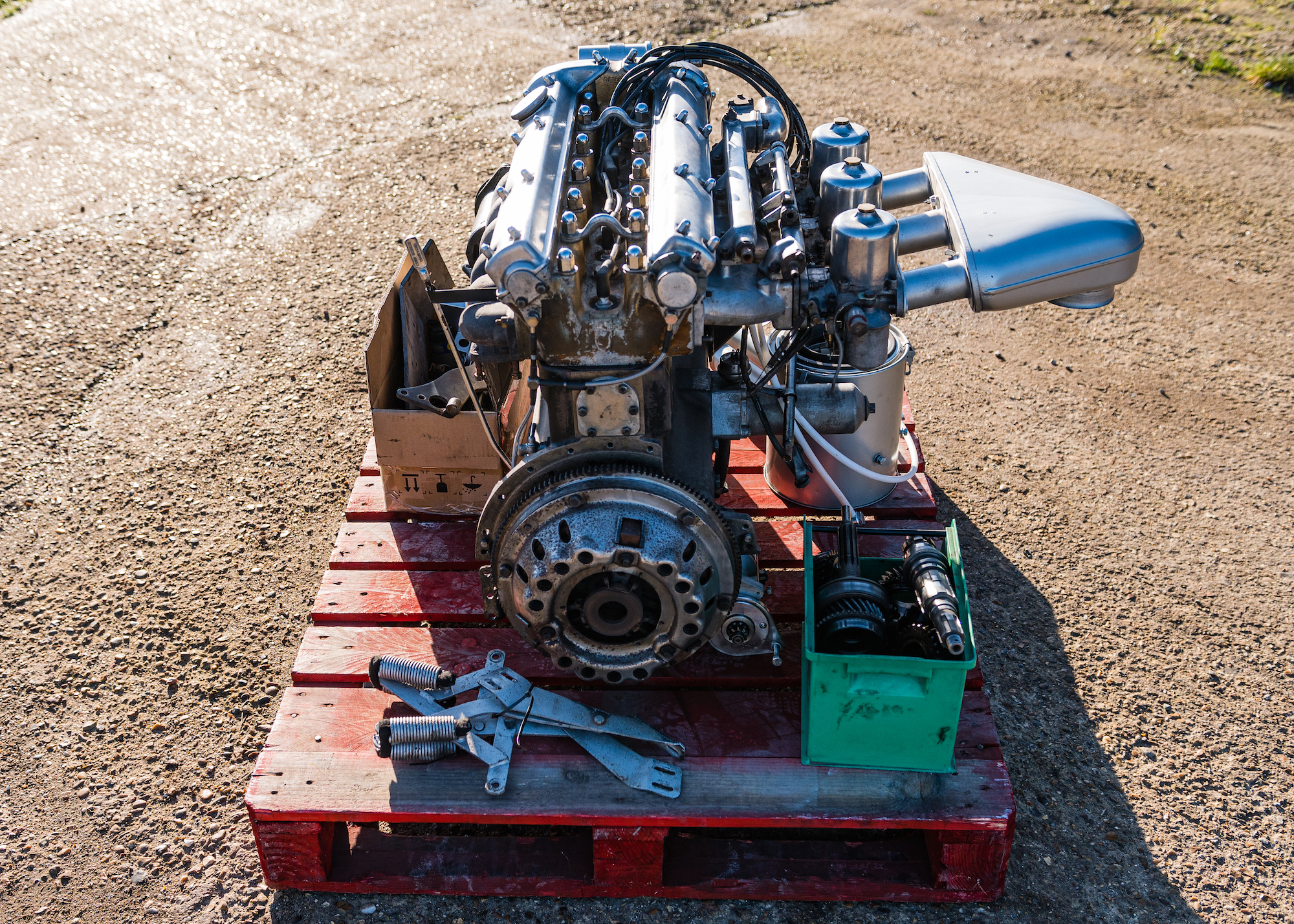 JAGUAR E-TYPE STRAIGHT-SIX ENGINE