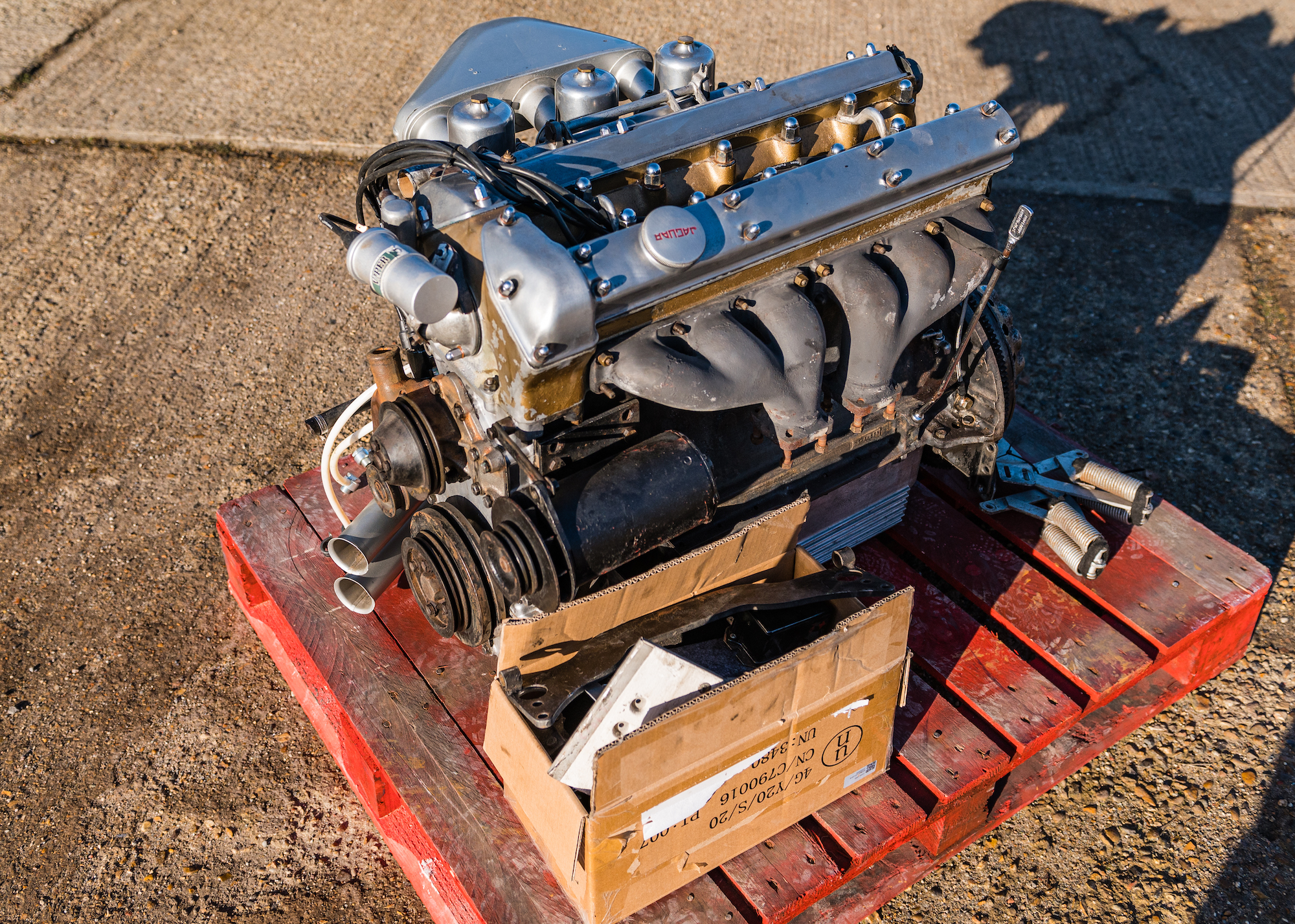 JAGUAR E-TYPE STRAIGHT-SIX ENGINE