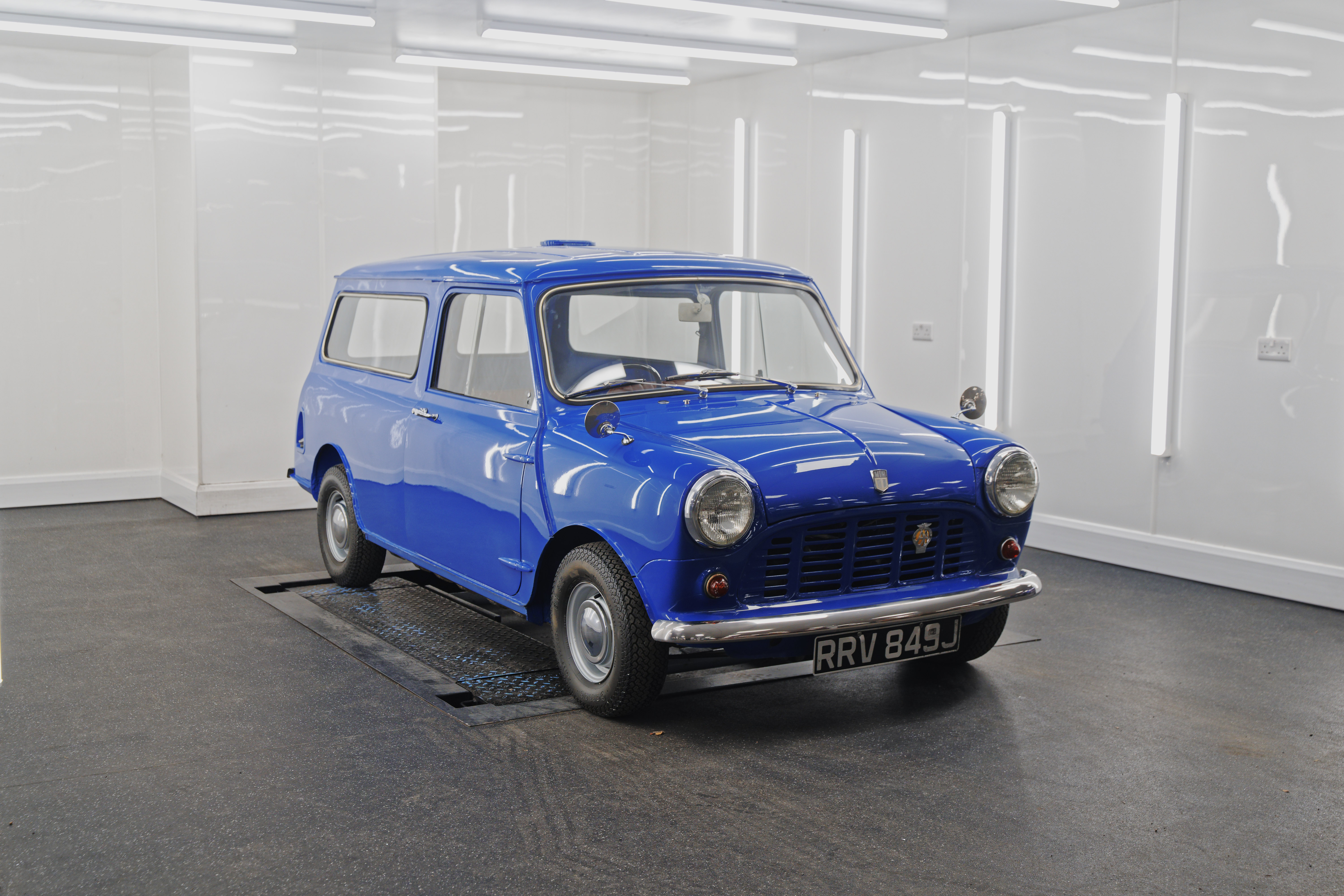 1971 MORRIS MINI VAN