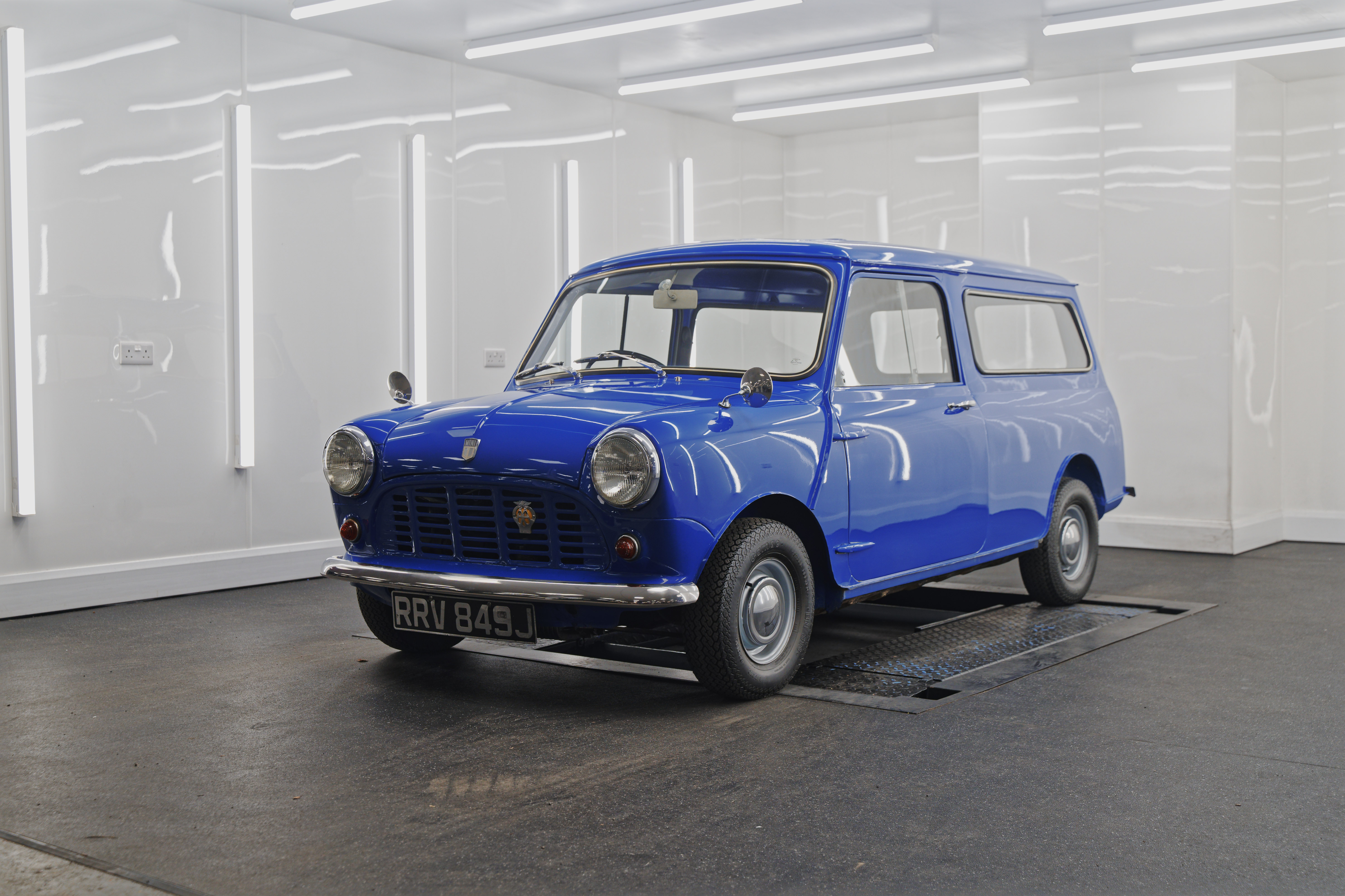 1971 MORRIS MINI VAN