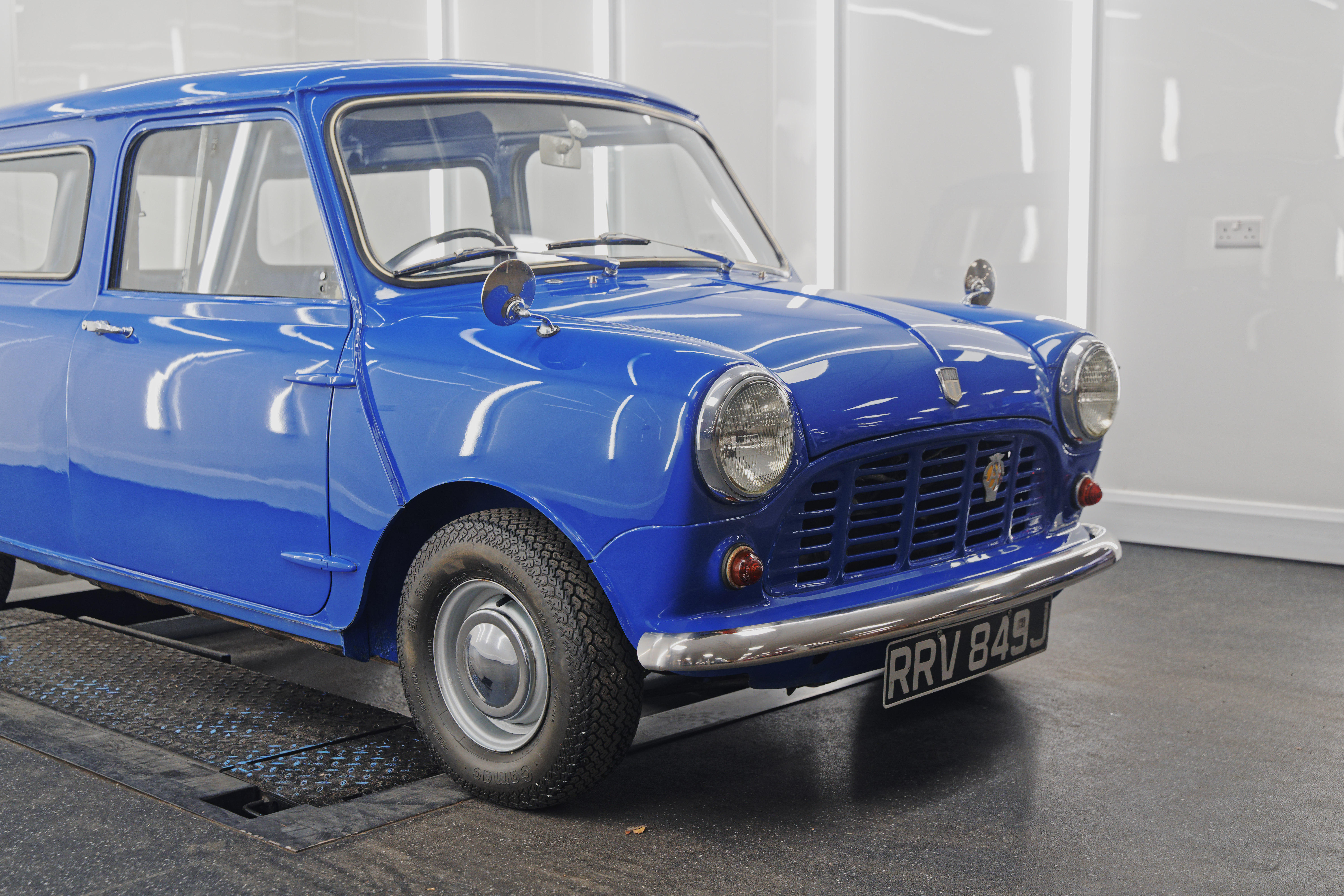 1971 MORRIS MINI VAN