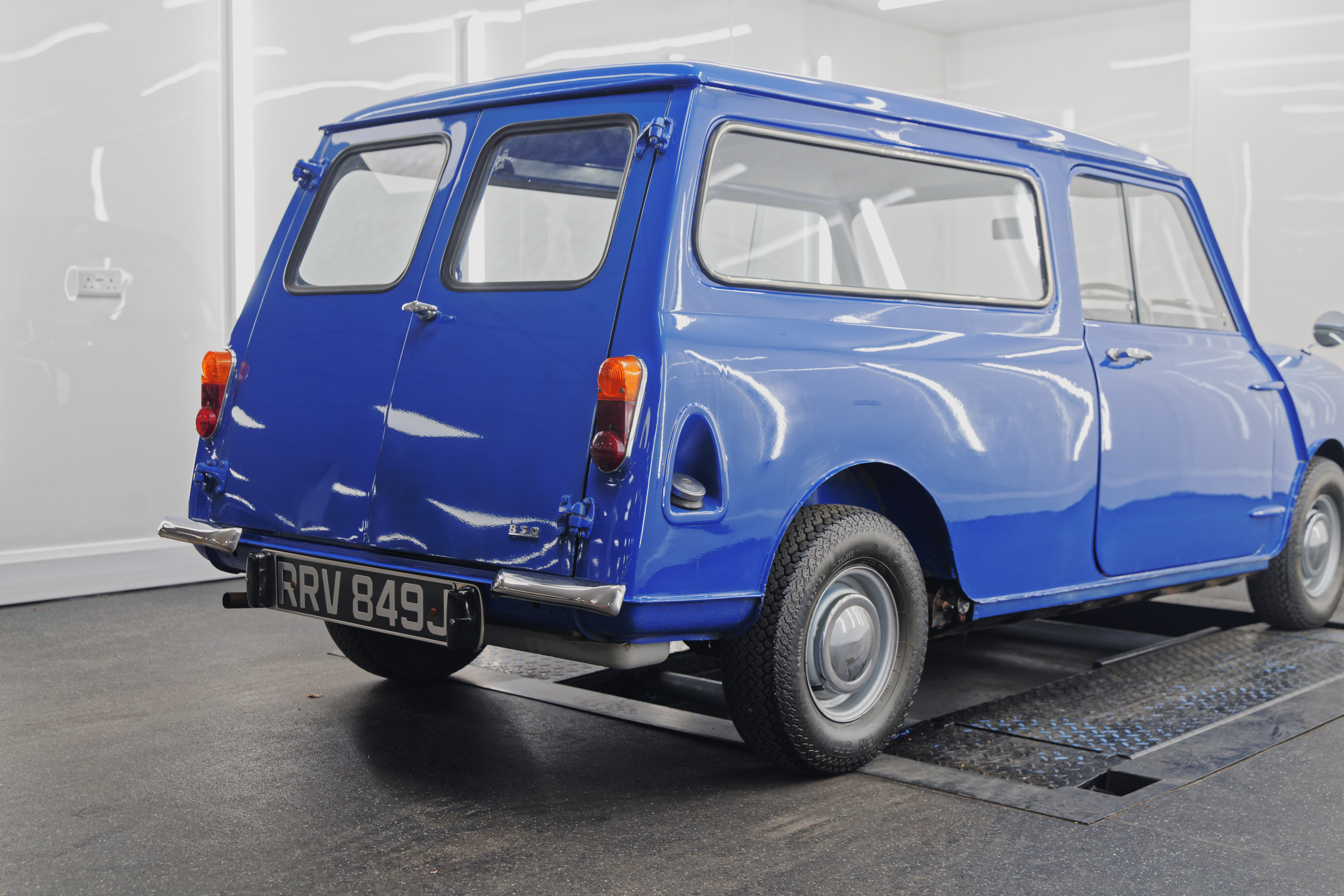 1971 MORRIS MINI VAN