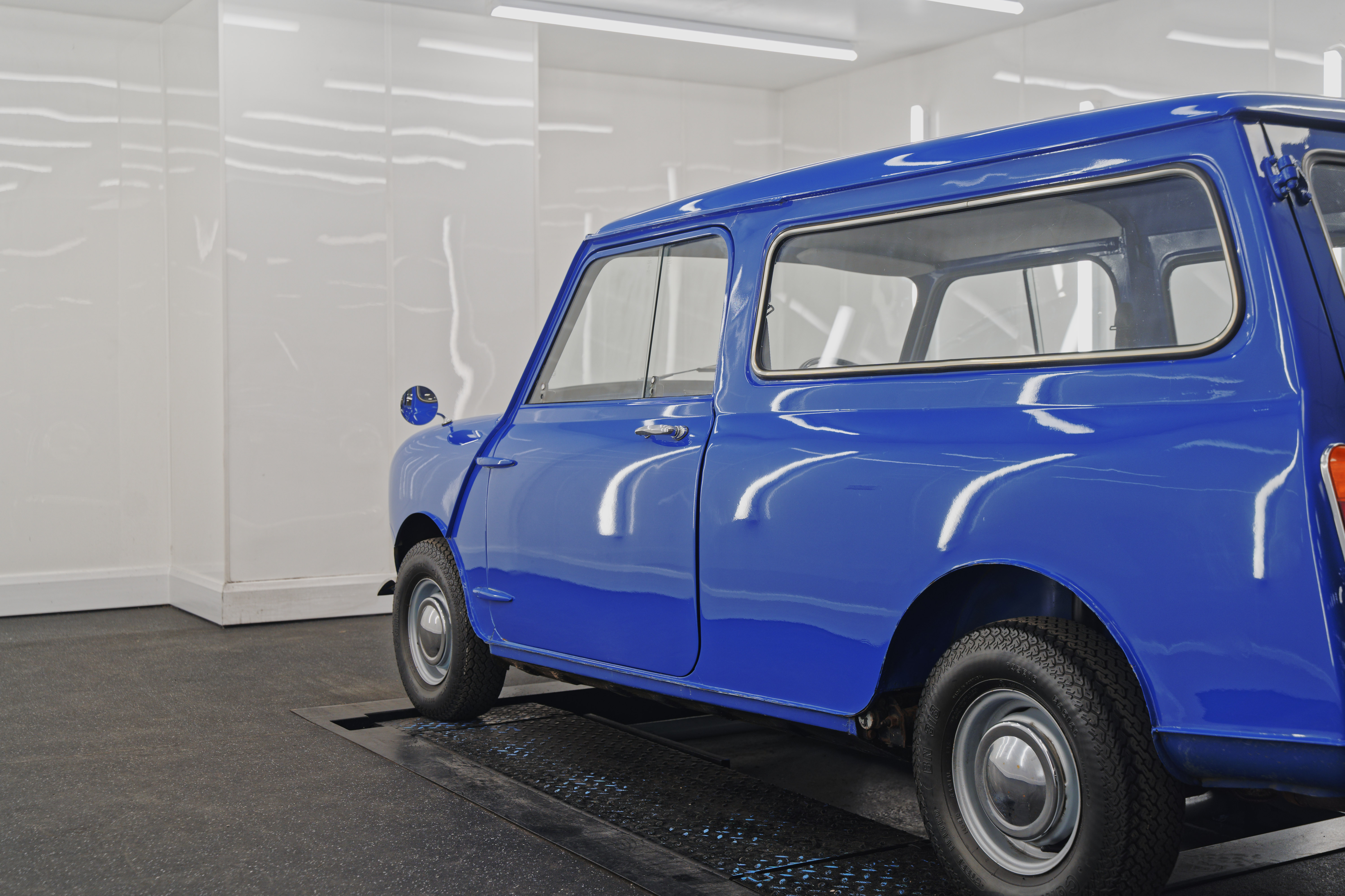 1971 MORRIS MINI VAN