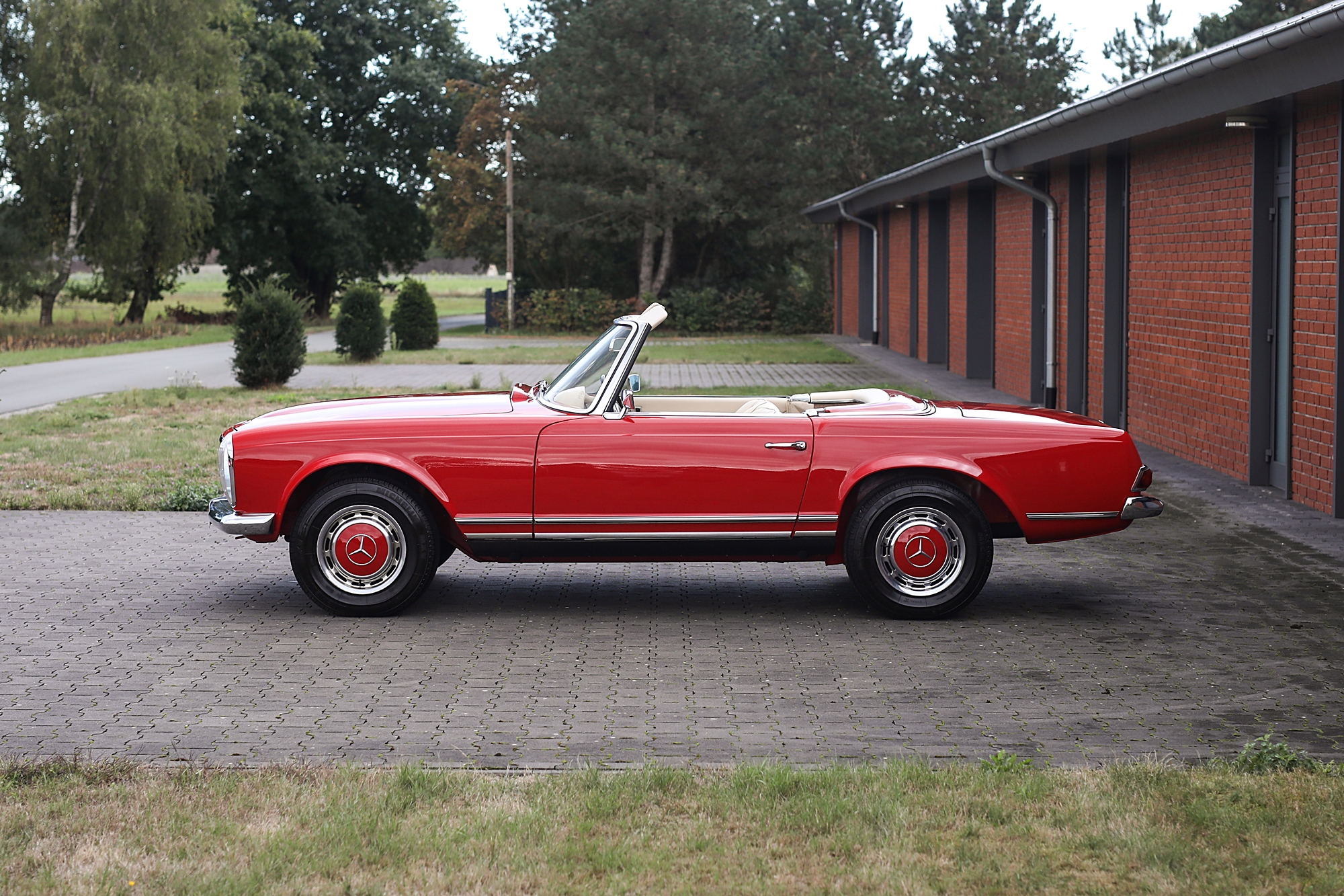 1967 MERCEDES-BENZ 250 SL PAGODA
