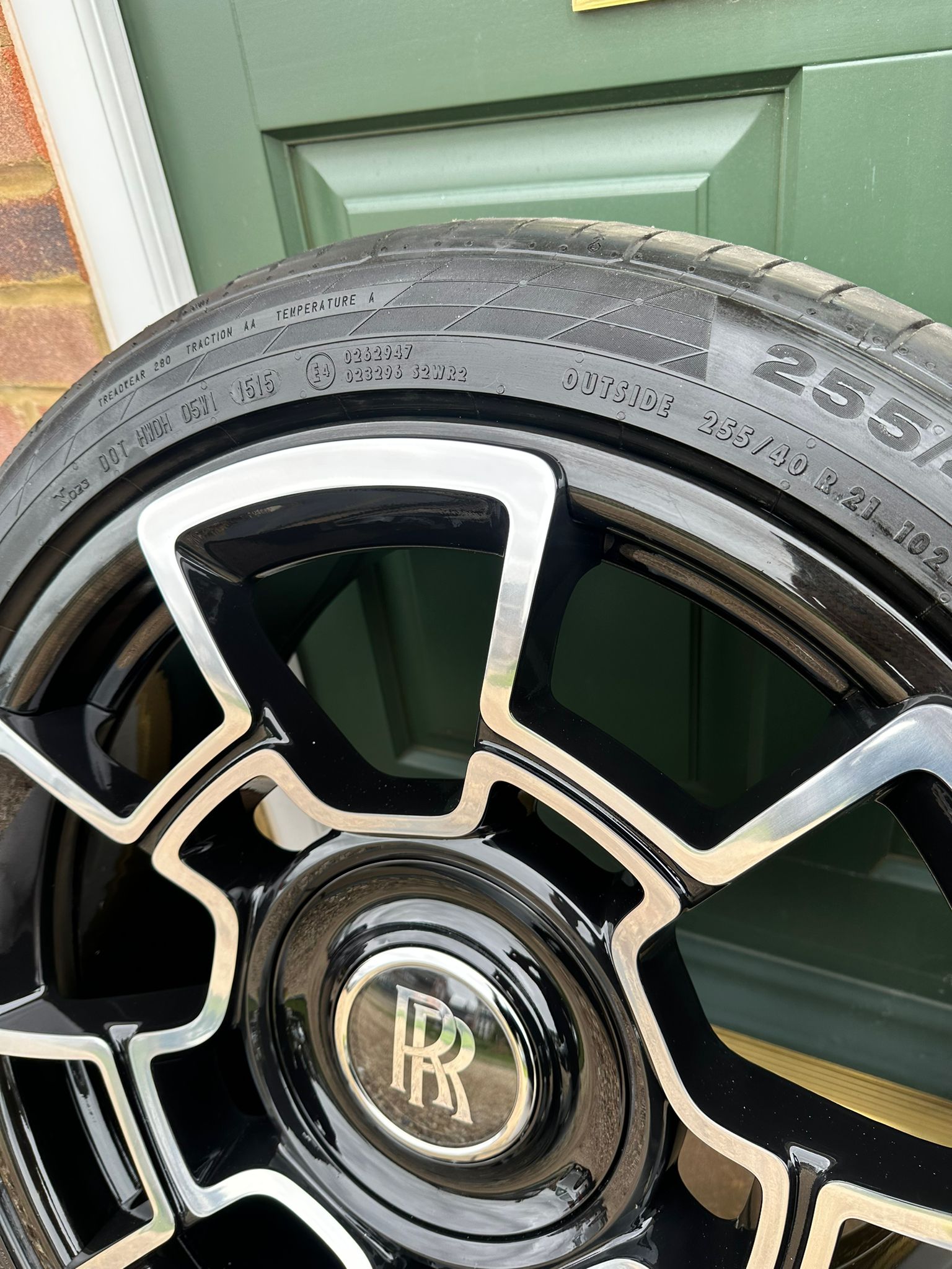 SET OF ROLLS-ROYCE WRAITH WHEELS AND TYRES