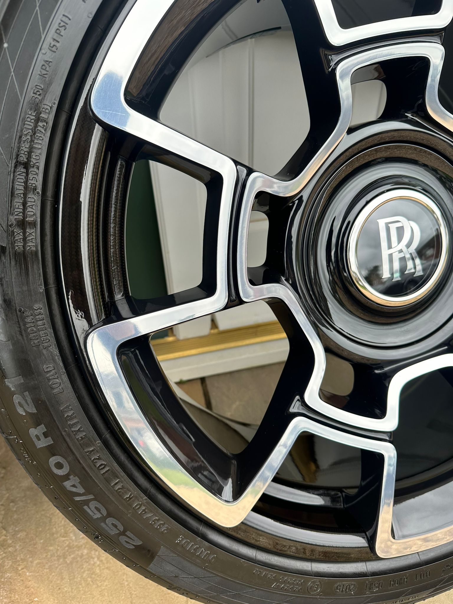 SET OF ROLLS-ROYCE WRAITH WHEELS AND TYRES