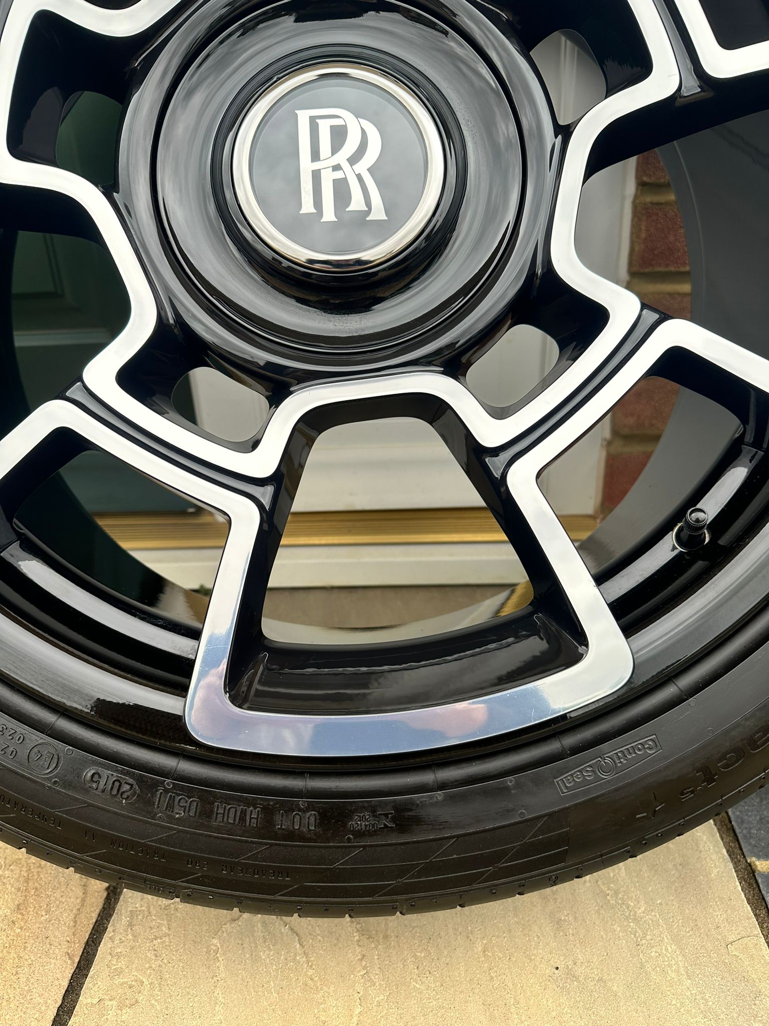 SET OF ROLLS-ROYCE WRAITH WHEELS AND TYRES