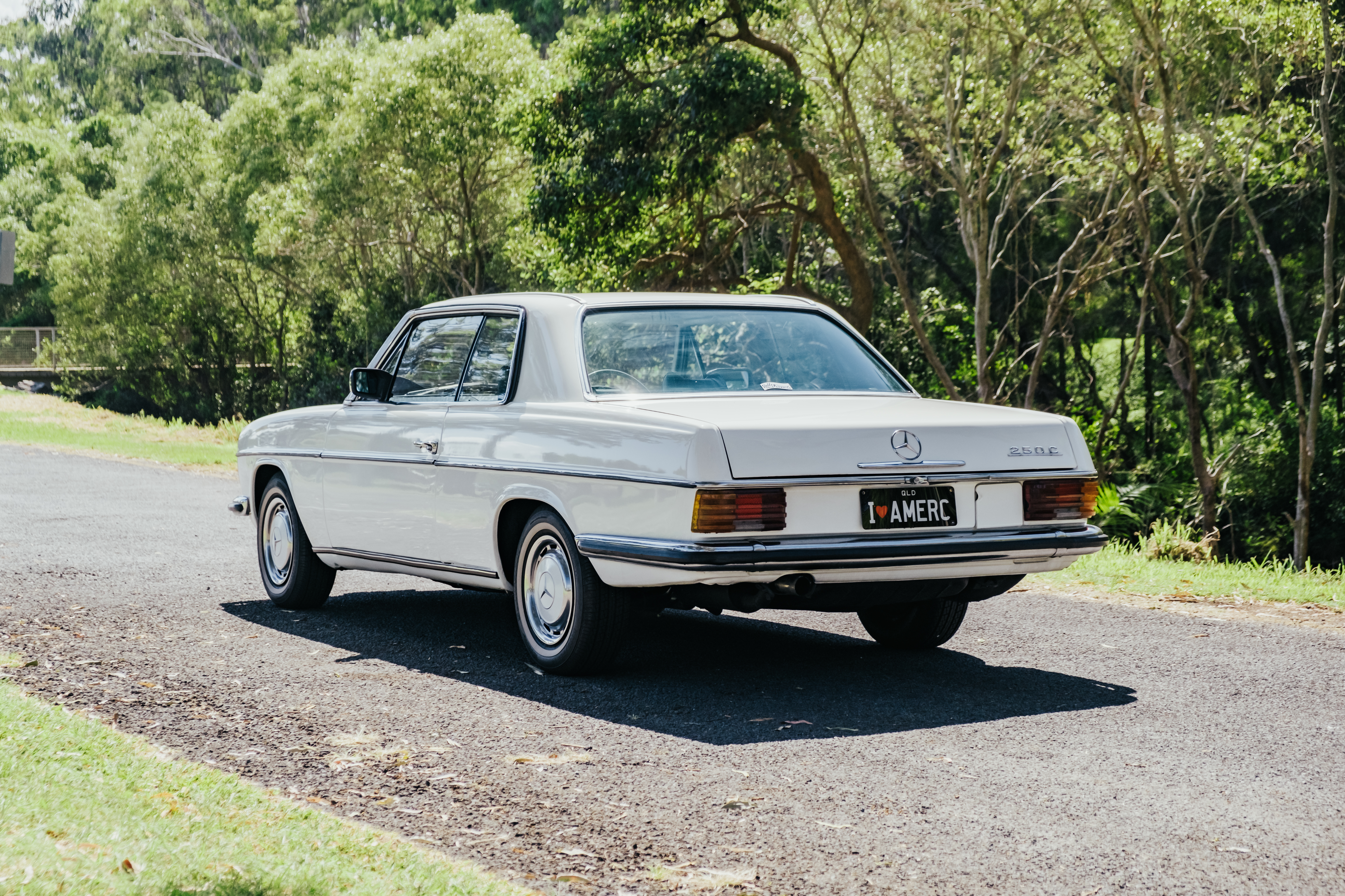 1974 MERCEDES-BENZ (W114) 250 C COUPE