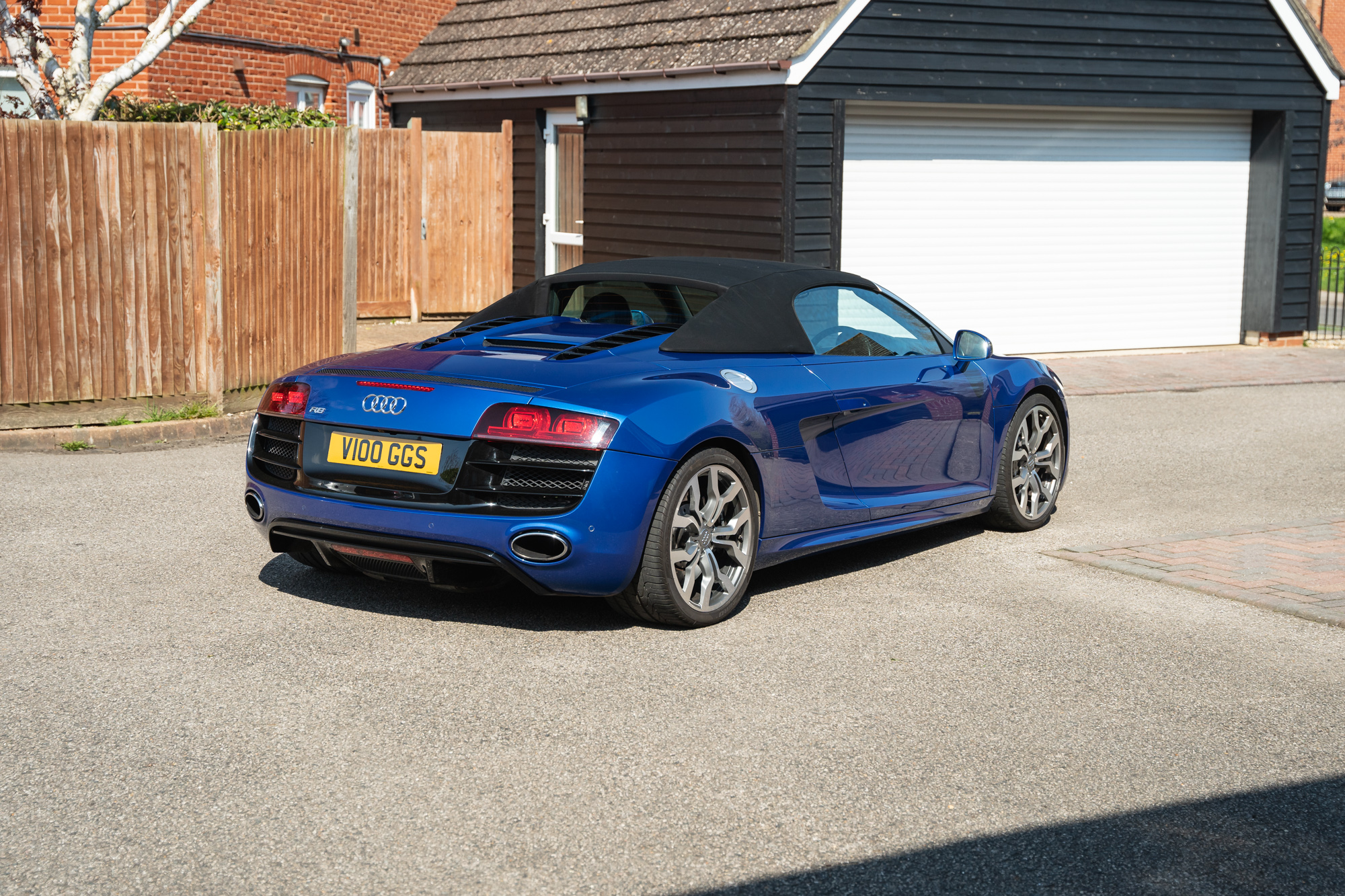 2010 AUDI R8 V10 SPYDER - MANUAL