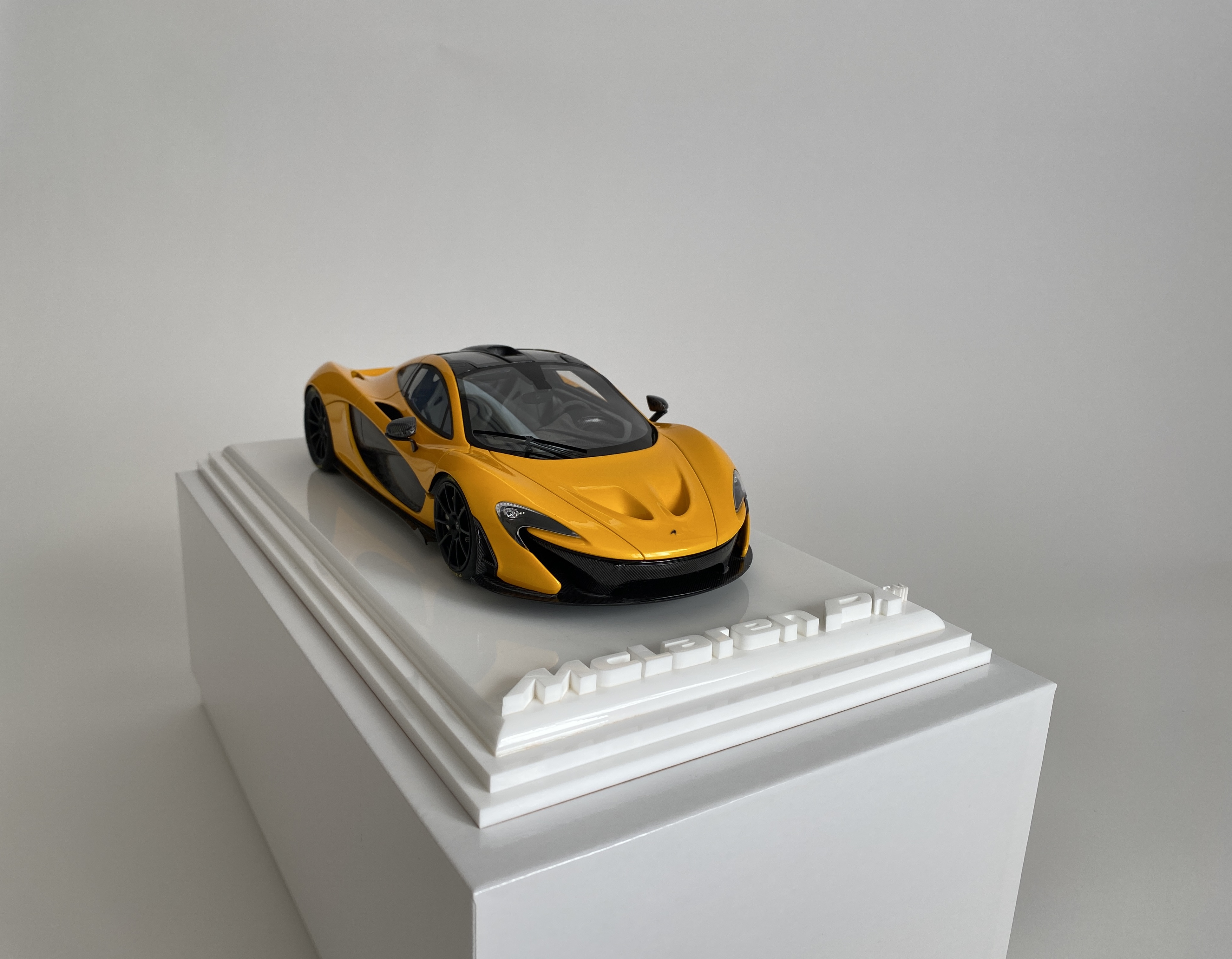 MCLAREN P1 OWNERS 1:18 MODEL, KEY CASE & BUILD BOOK