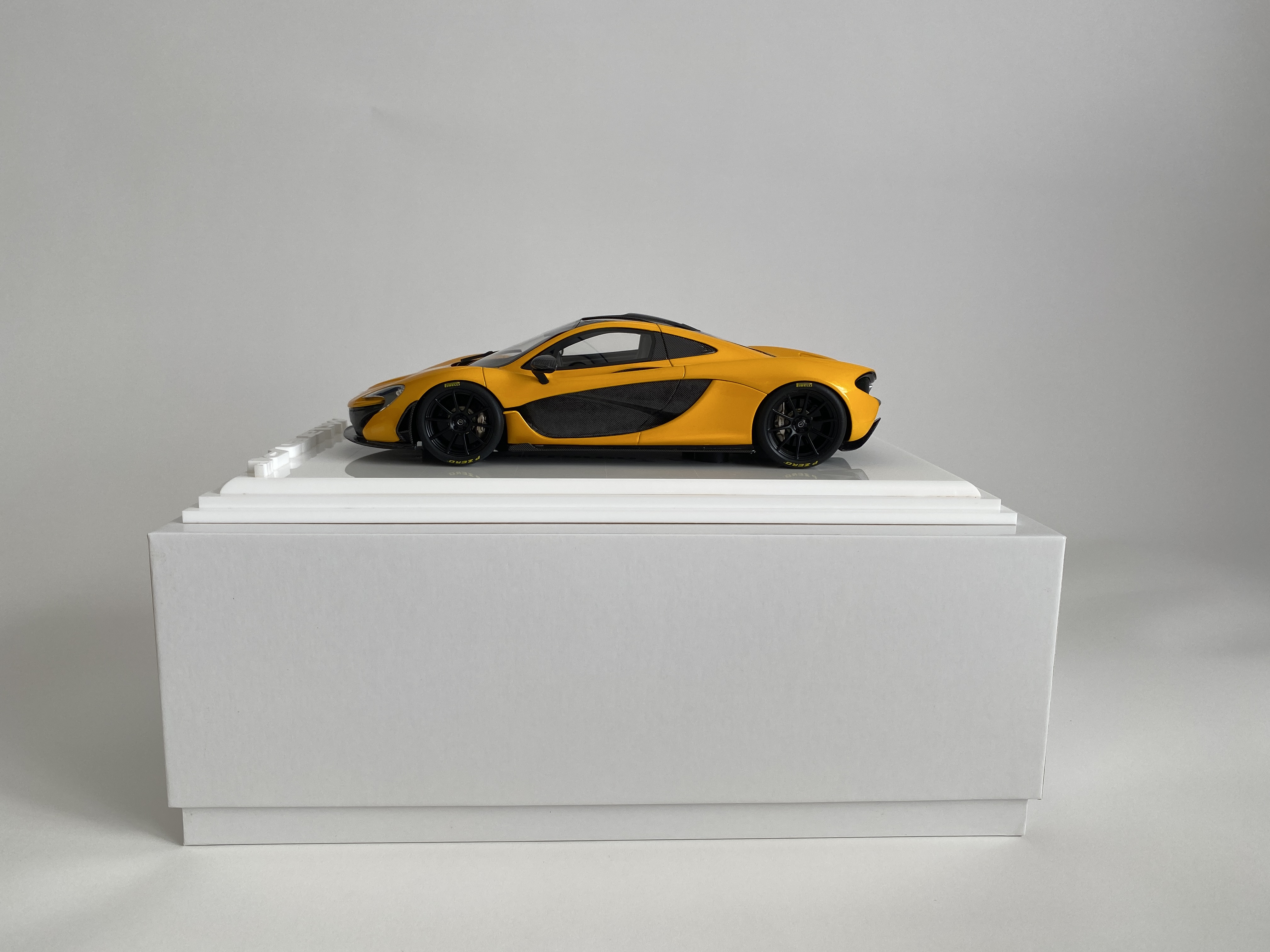 MCLAREN P1 OWNERS 1:18 MODEL, KEY CASE & BUILD BOOK