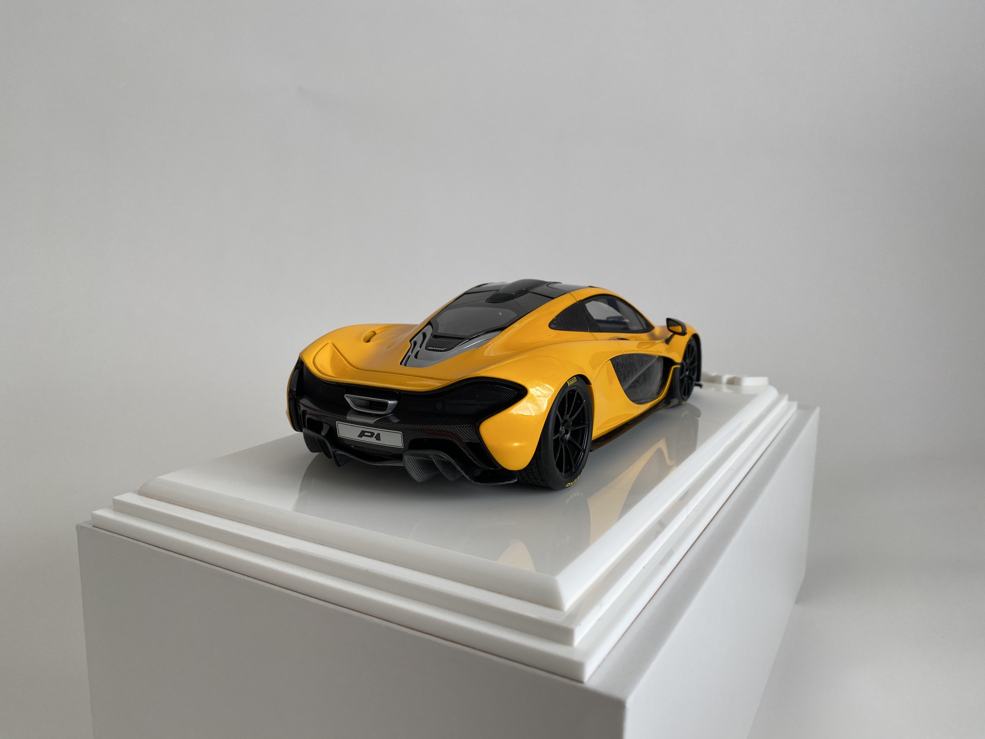MCLAREN P1 OWNERS 1:18 MODEL, KEY CASE & BUILD BOOK