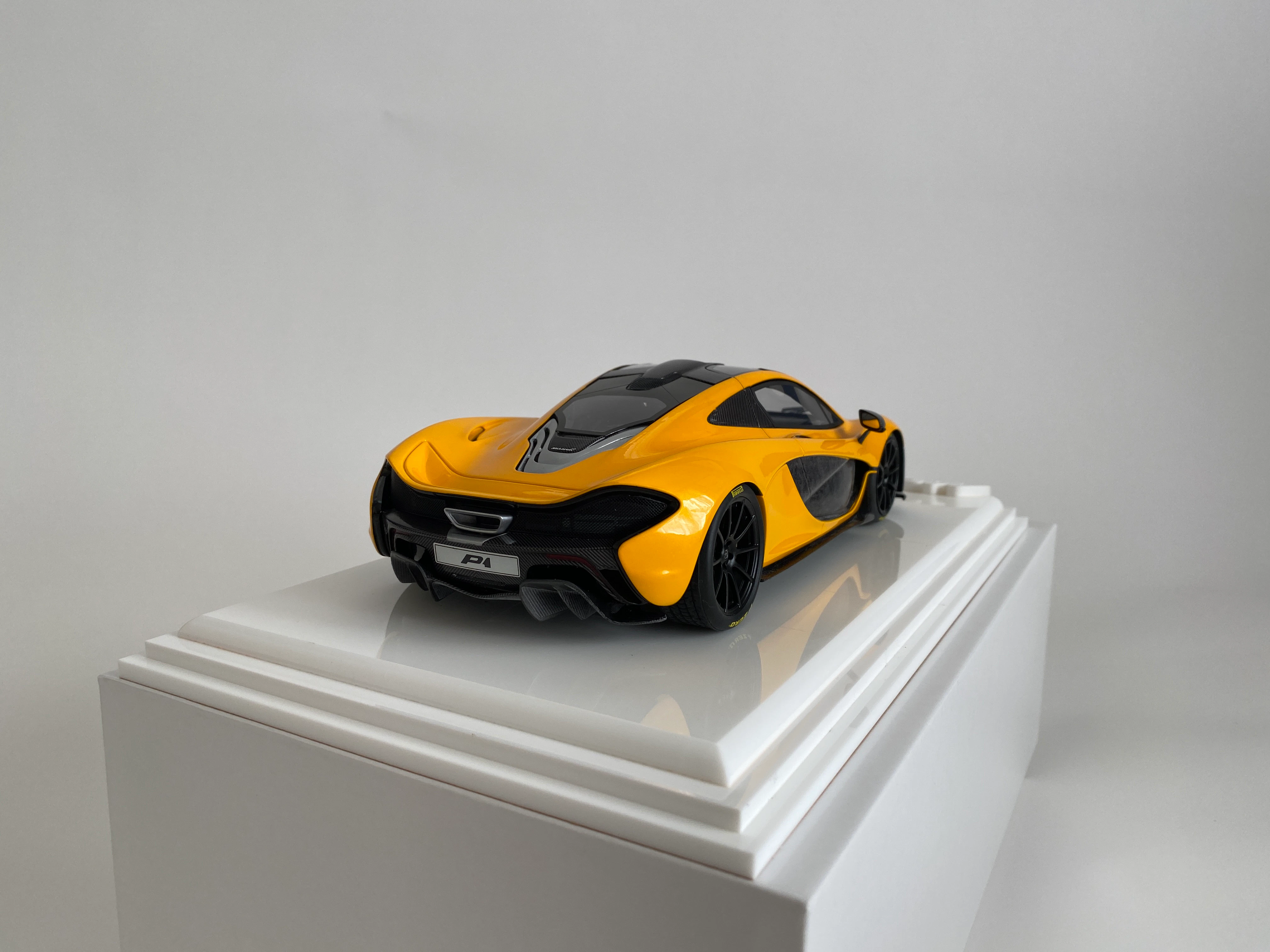 MCLAREN P1 OWNERS 1:18 MODEL, KEY CASE & BUILD BOOK