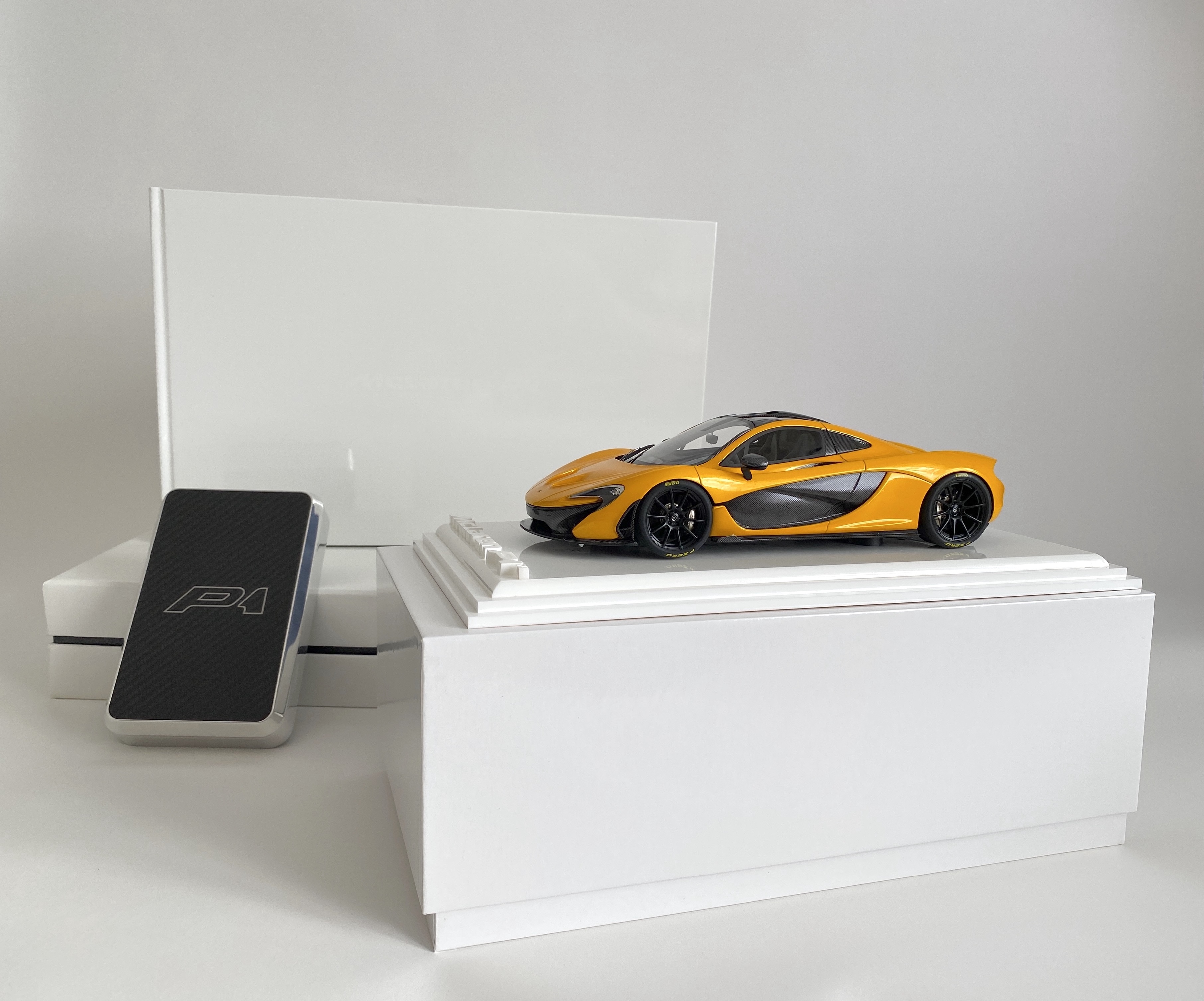 MCLAREN P1 OWNERS 1:18 MODEL, KEY CASE & BUILD BOOK