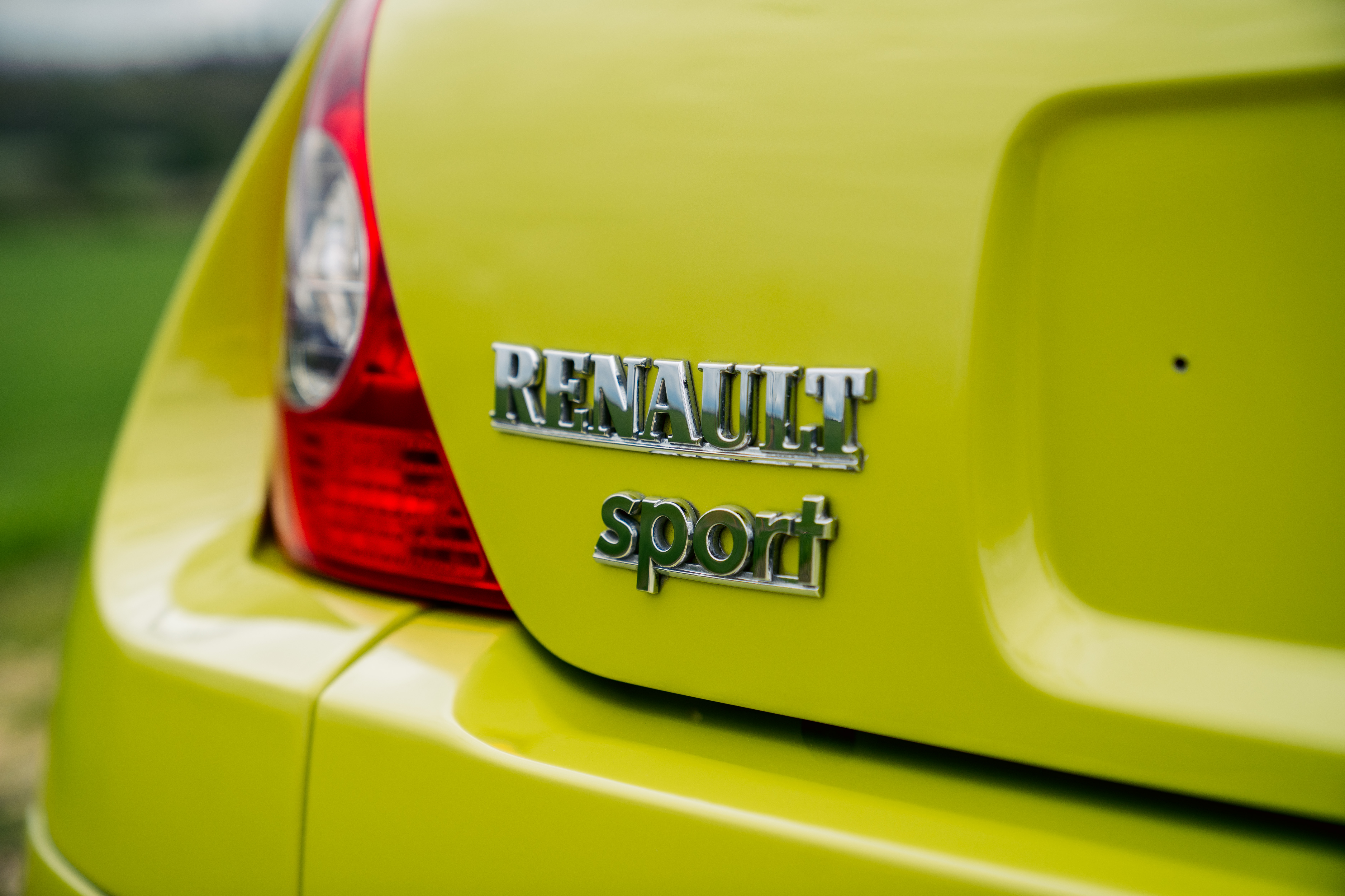 2004 RENAULT CLIO V6 PHASE 2 - 13,259 MILES