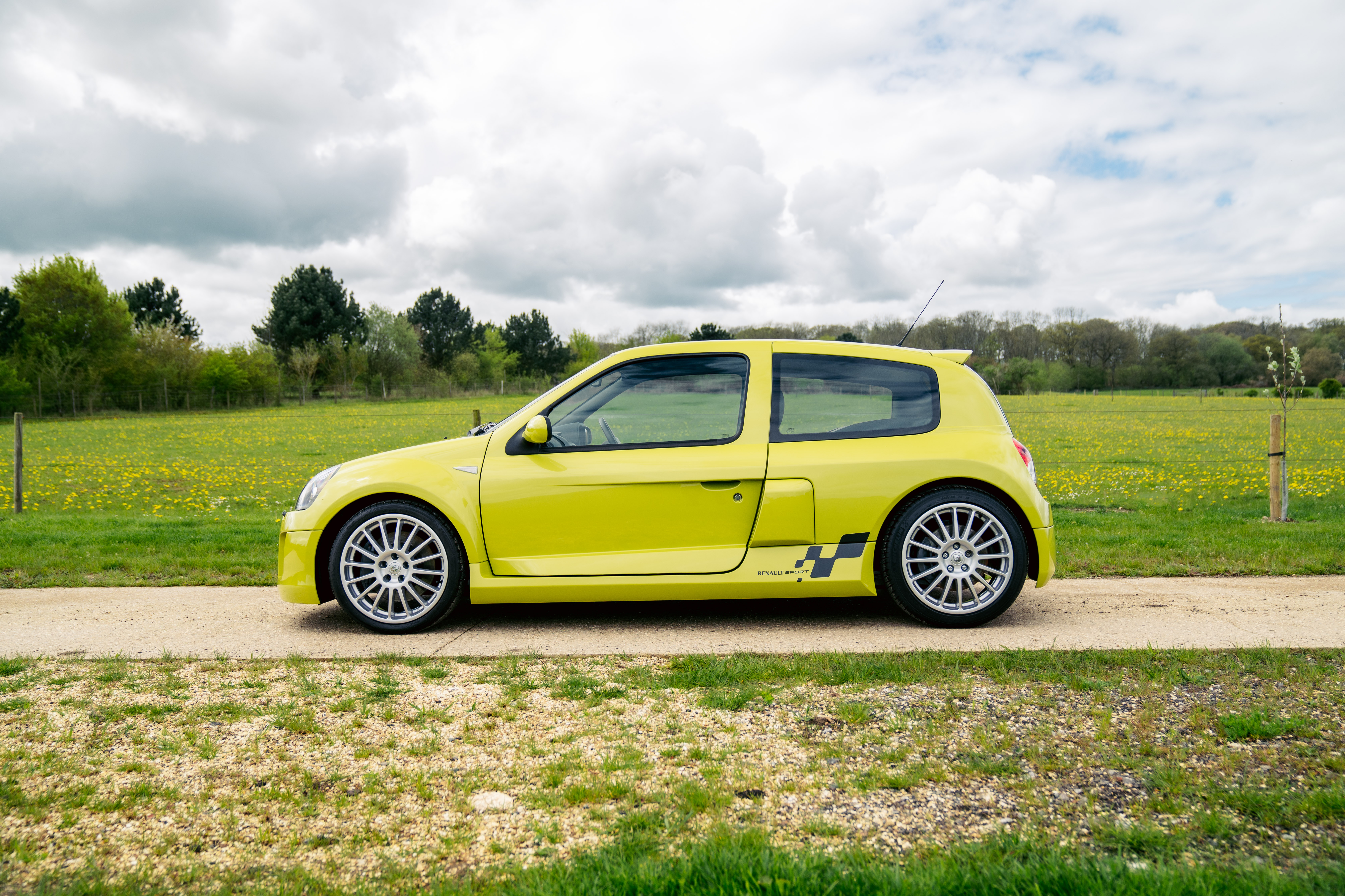 2004 RENAULT CLIO V6 PHASE 2 - 13,259 MILES