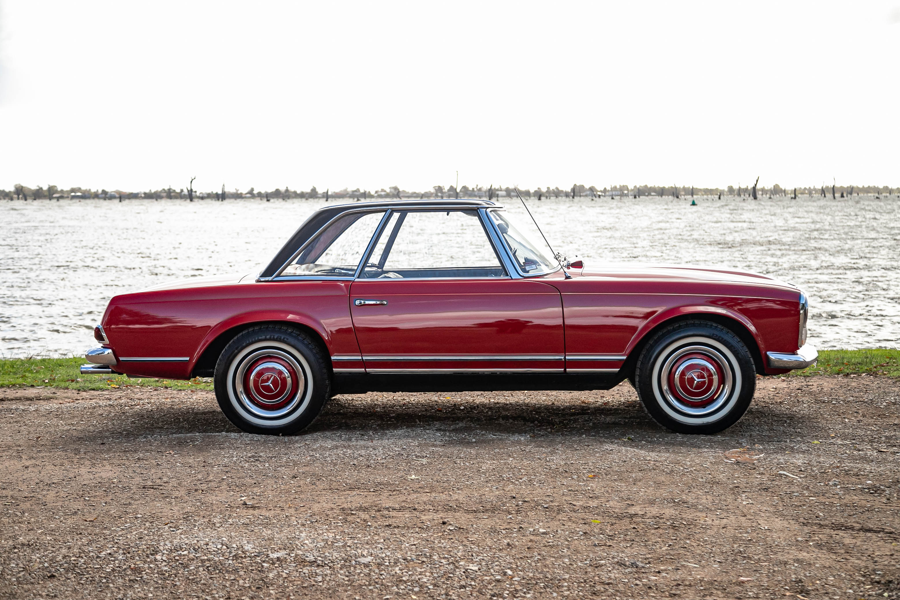 1967 MERCEDES-BENZ 230 SL PAGODA