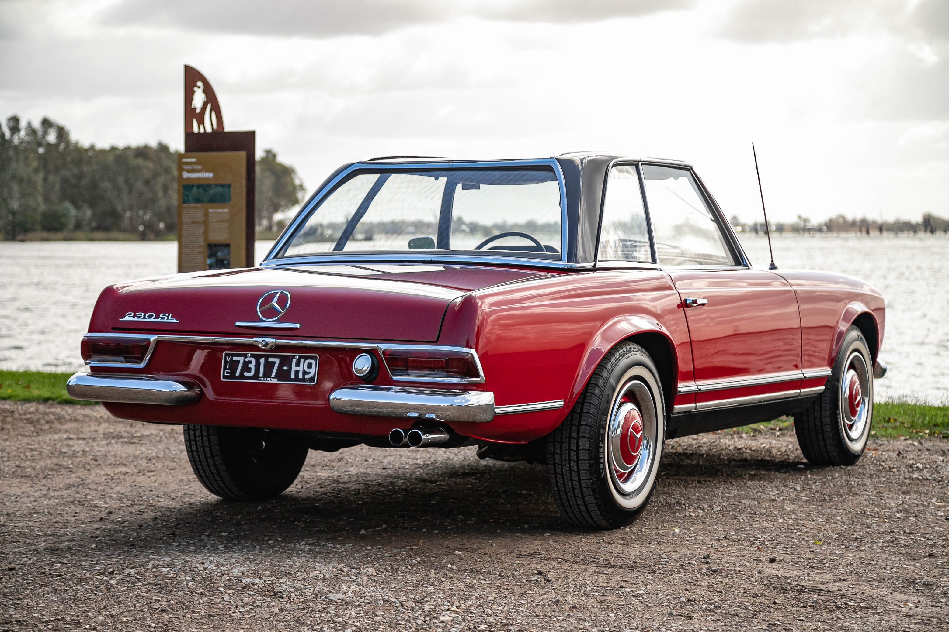 1967 MERCEDES-BENZ 230 SL PAGODA