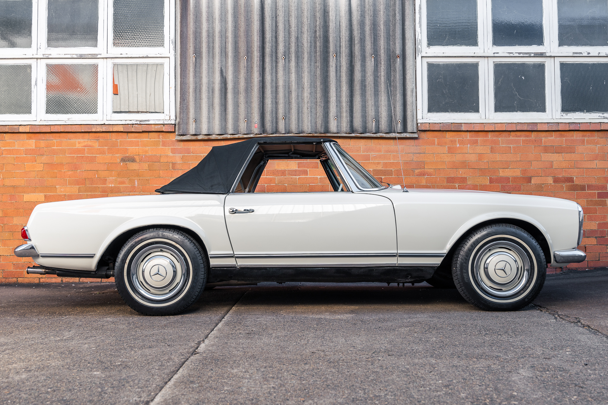 1967 MERCEDES-BENZ 230 SL PAGODA