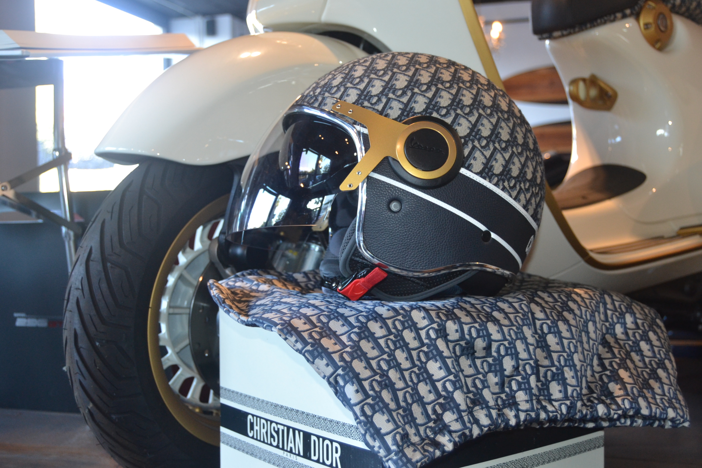 2021 PIAGGIO VESPA 946 - CHRISTIAN DIOR for sale by auction in Marbella ...