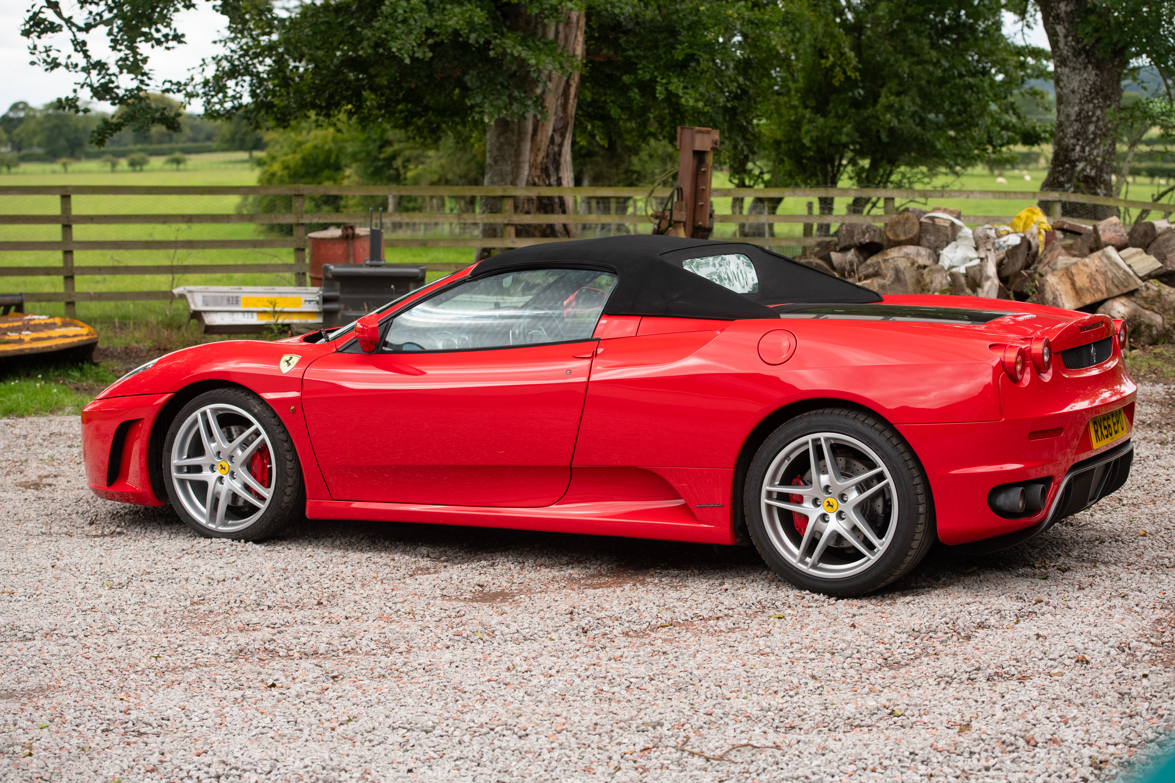 Ferrari Descapotable Rojo 2023