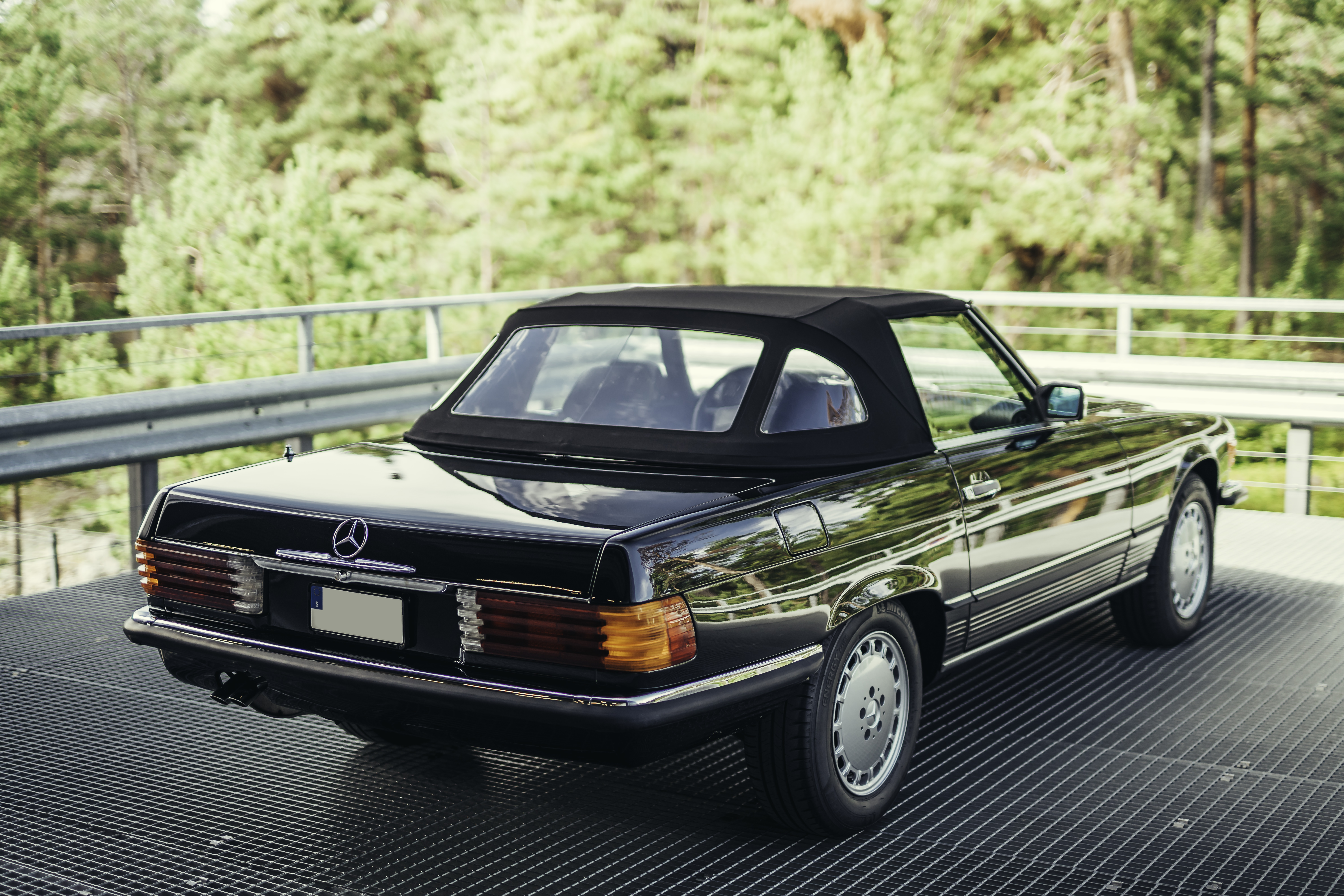 1988 MERCEDES-BENZ (R107) 560 SL for sale by auction in Stockholm, Sweden