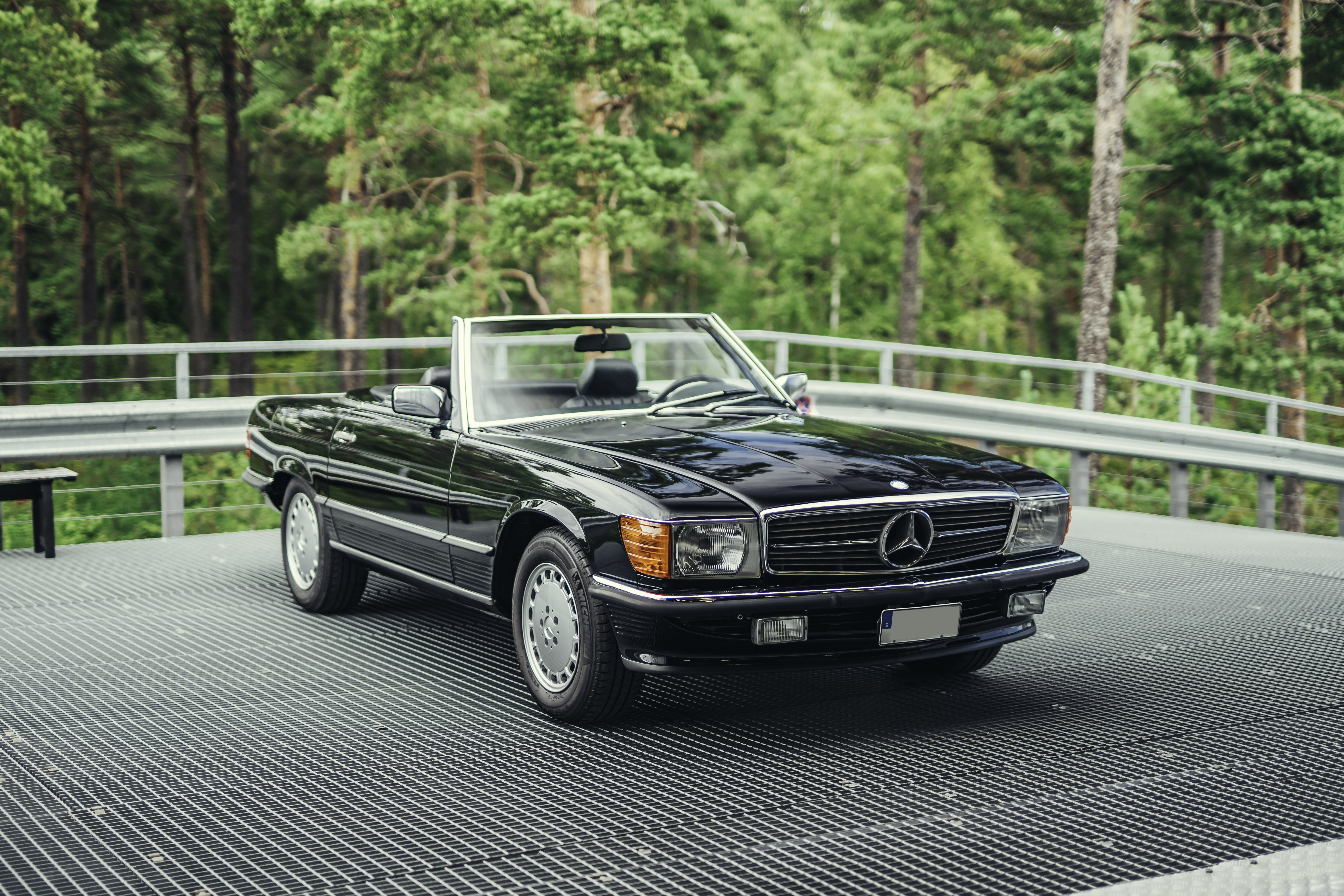 1988 MERCEDES-BENZ (R107) 560 SL for sale by auction in Stockholm, Sweden