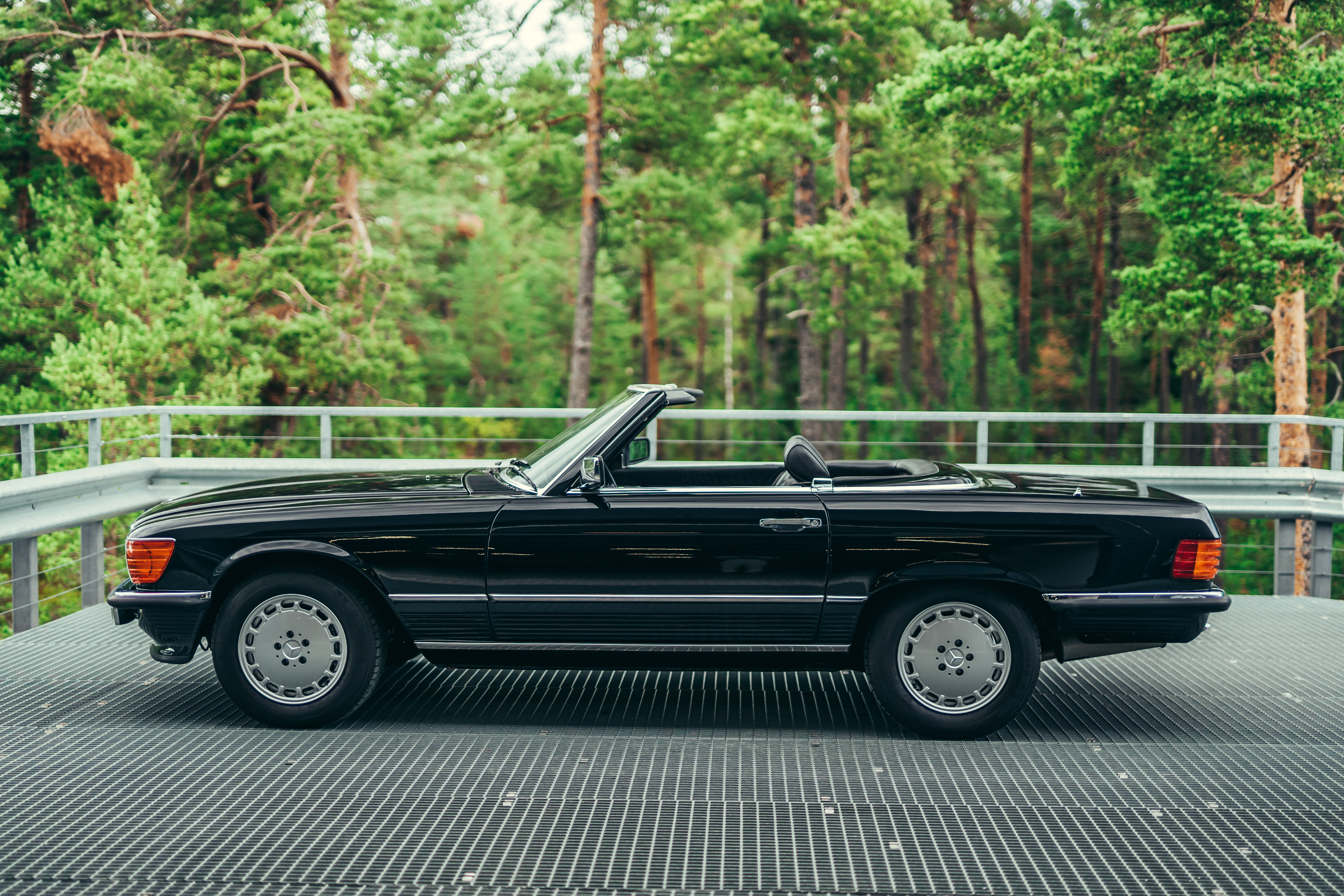 1988 MERCEDES-BENZ (R107) 560 SL for sale by auction in Stockholm, Sweden