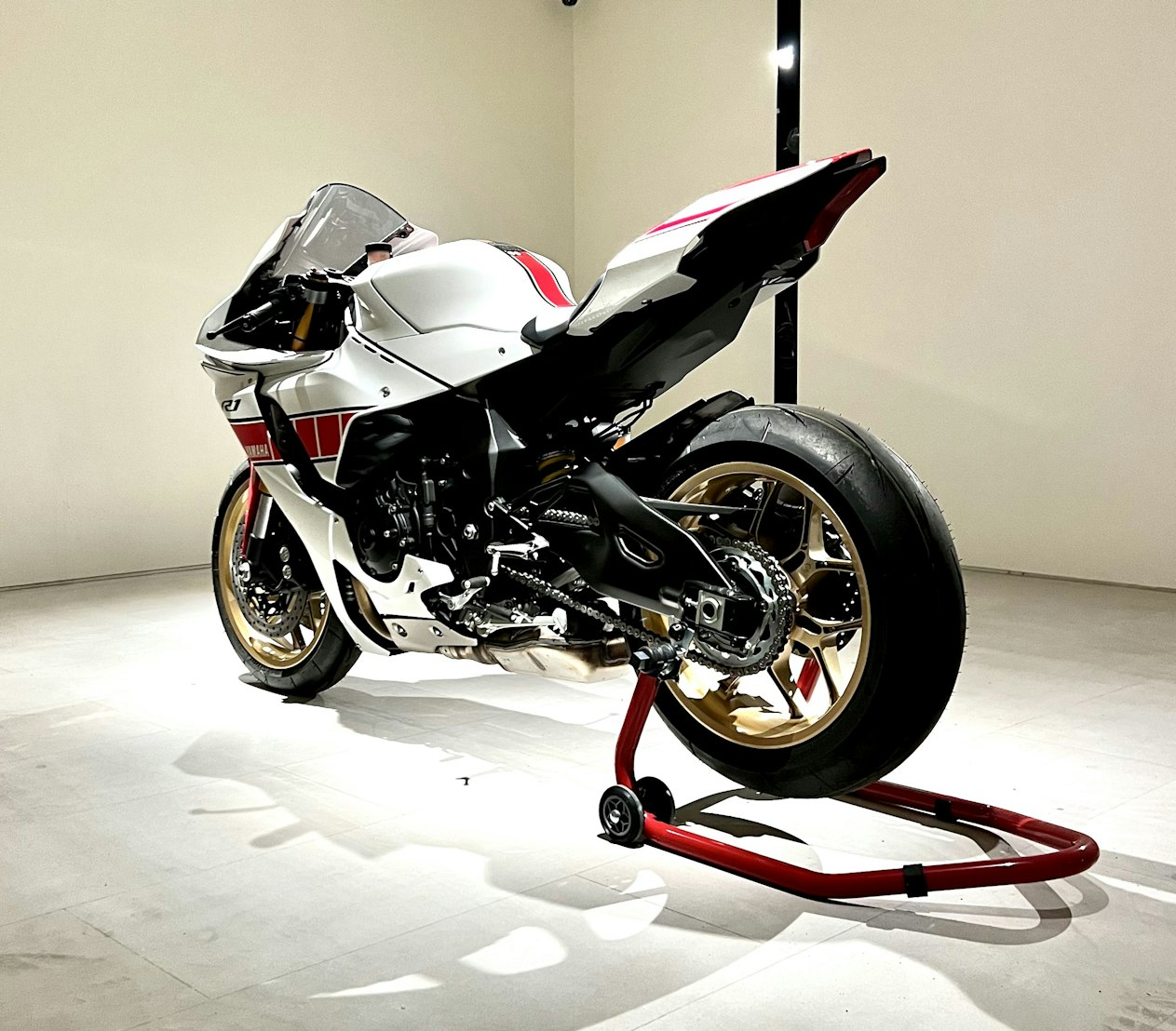 2022 Yamaha R1 White And Red