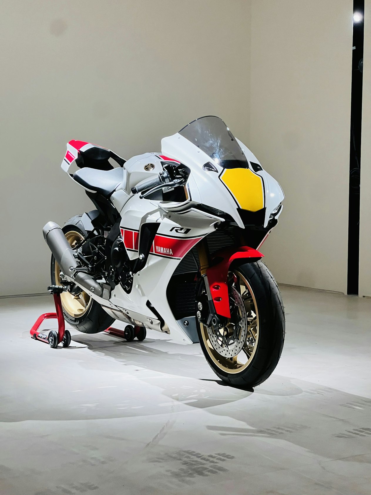 2022 Yamaha R1 White And Red