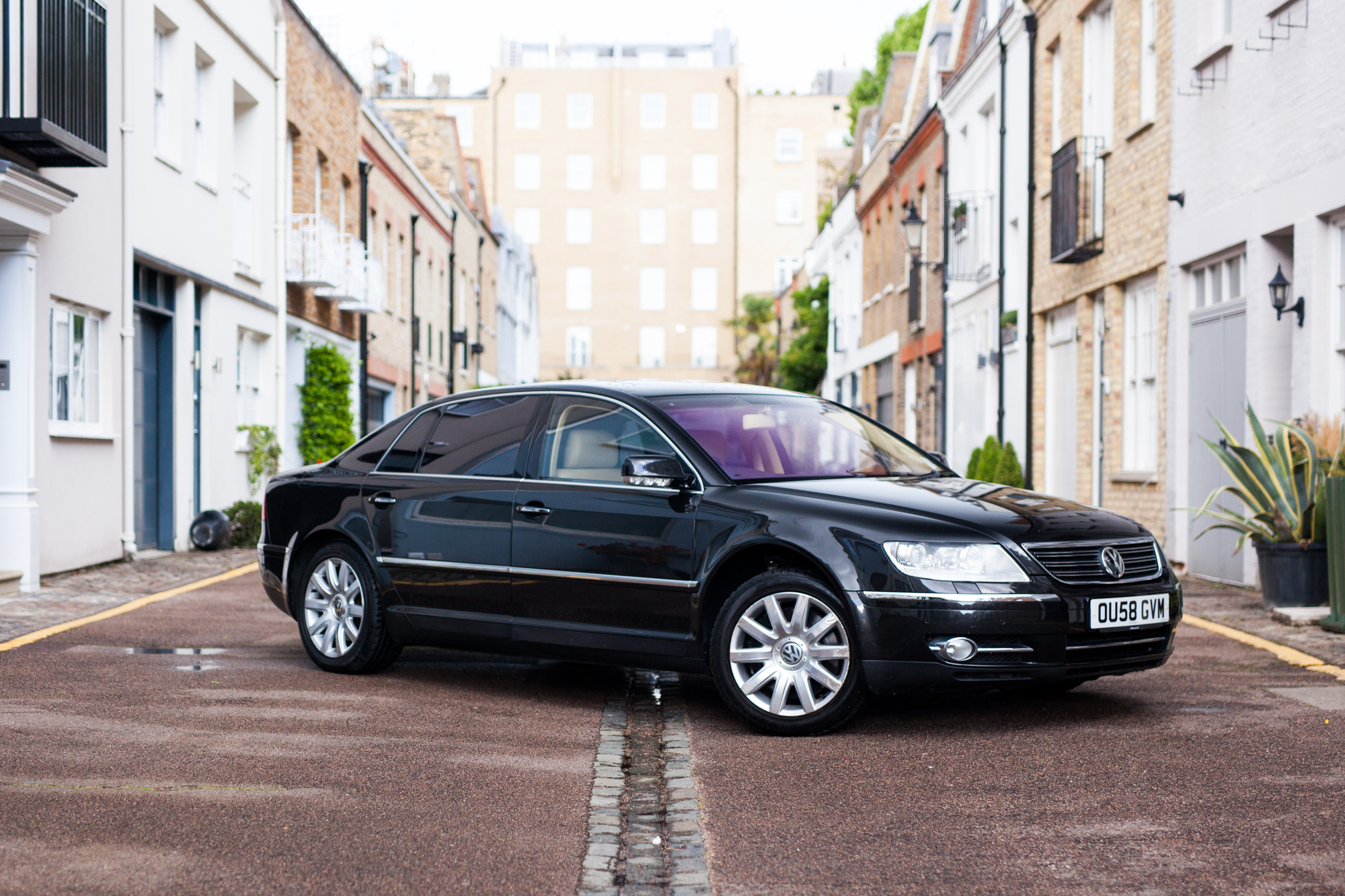 2008 VOLKSWAGEN PHAETON W12 LWB - 23,200 MILES
