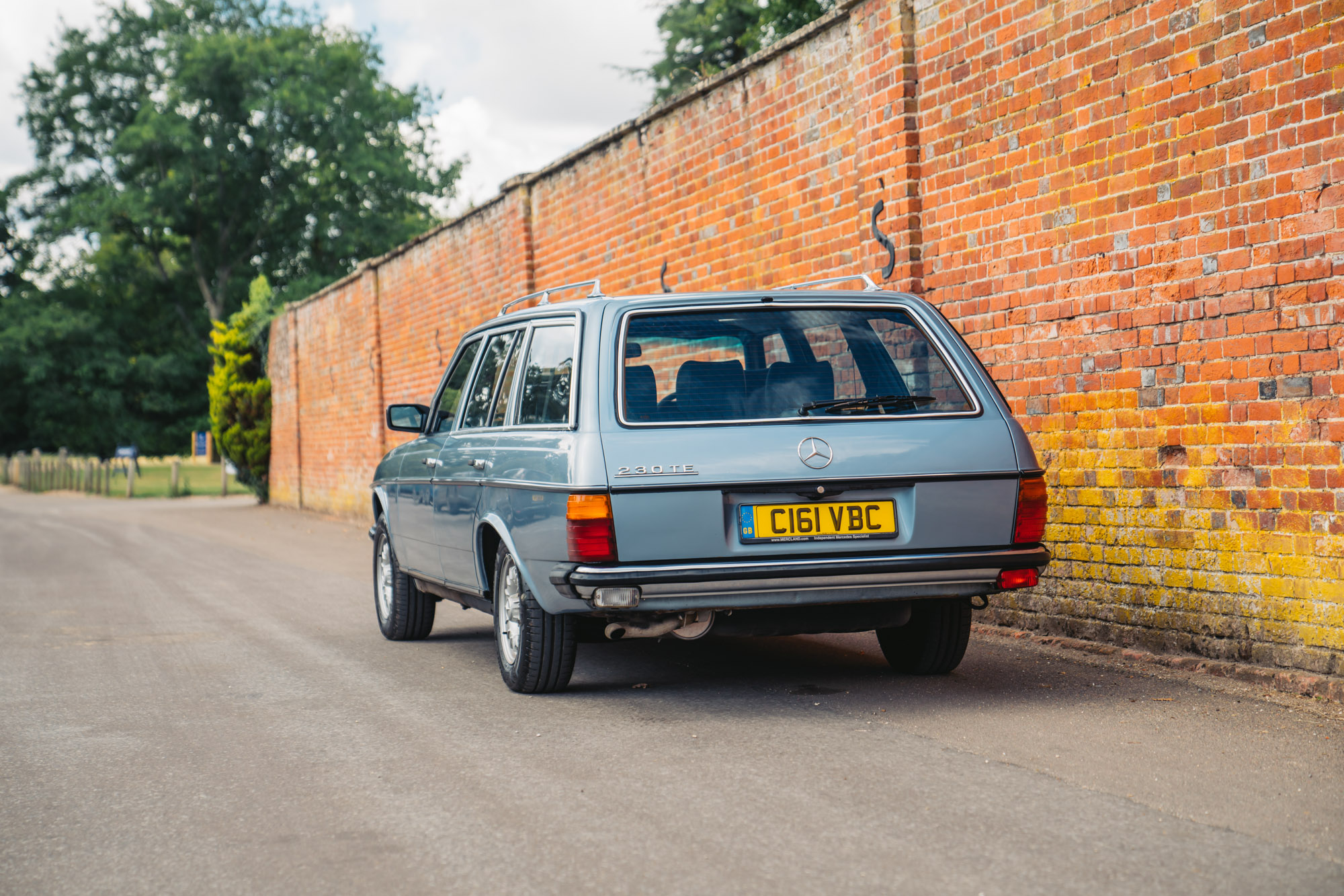 1986 MERCEDES-BENZ 230TE (W123)