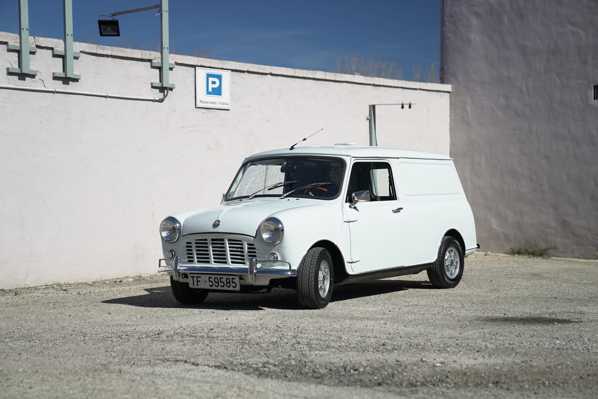 1969 AUSTIN MINI VAN - LHD