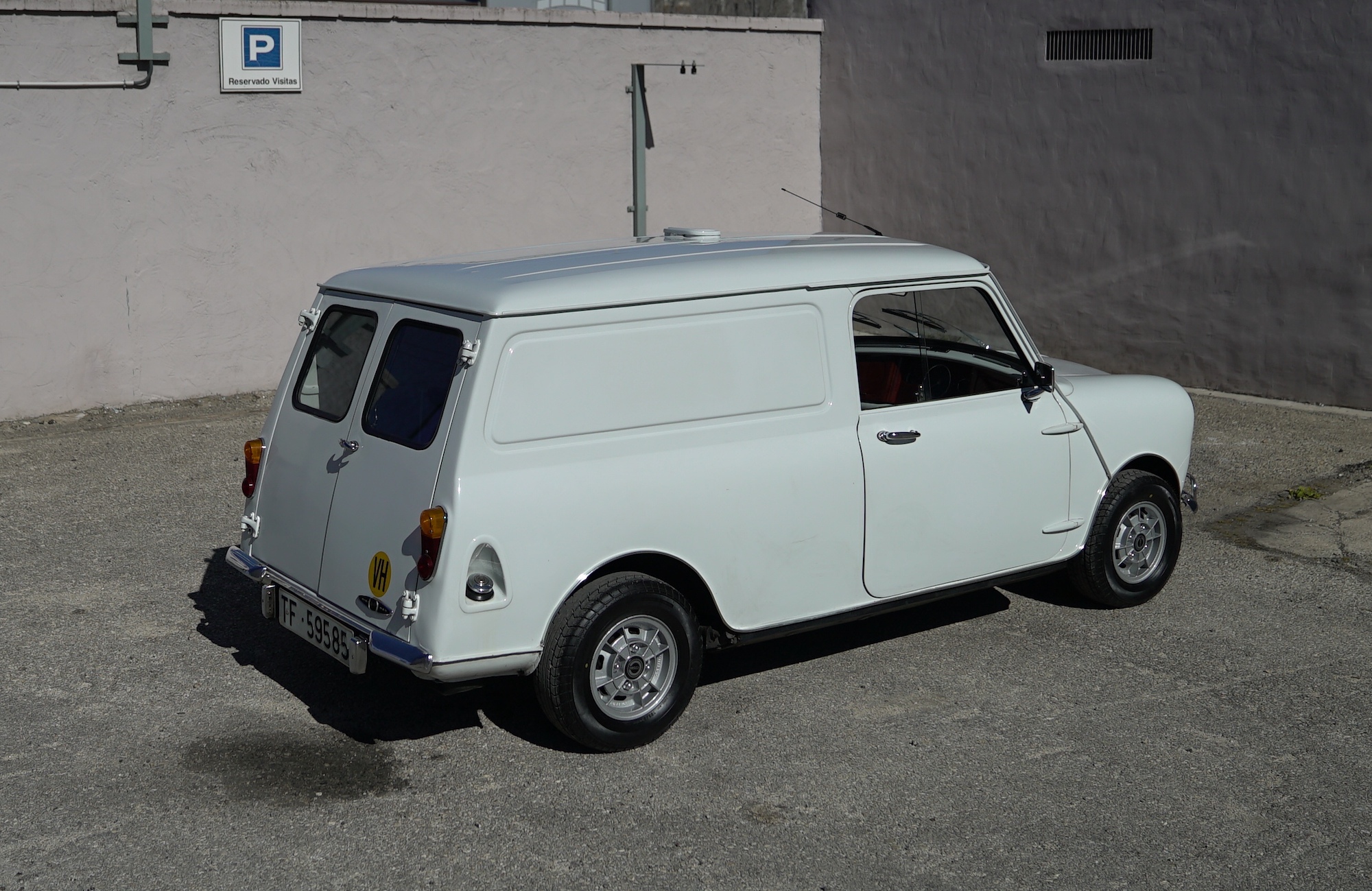 1969 AUSTIN MINI VAN - LHD