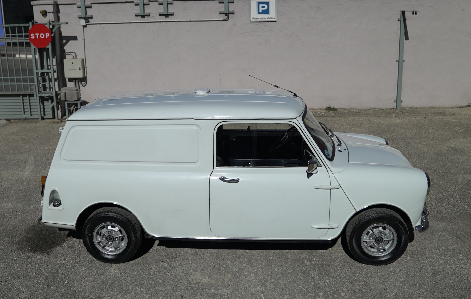 1969 AUSTIN MINI VAN - LHD