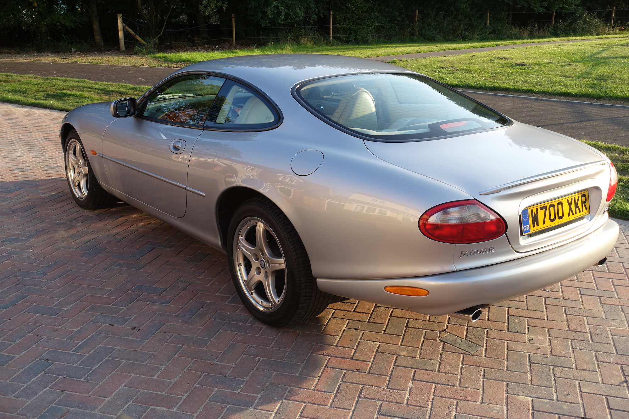 2000 JAGUAR XKR 4.0 COUPE