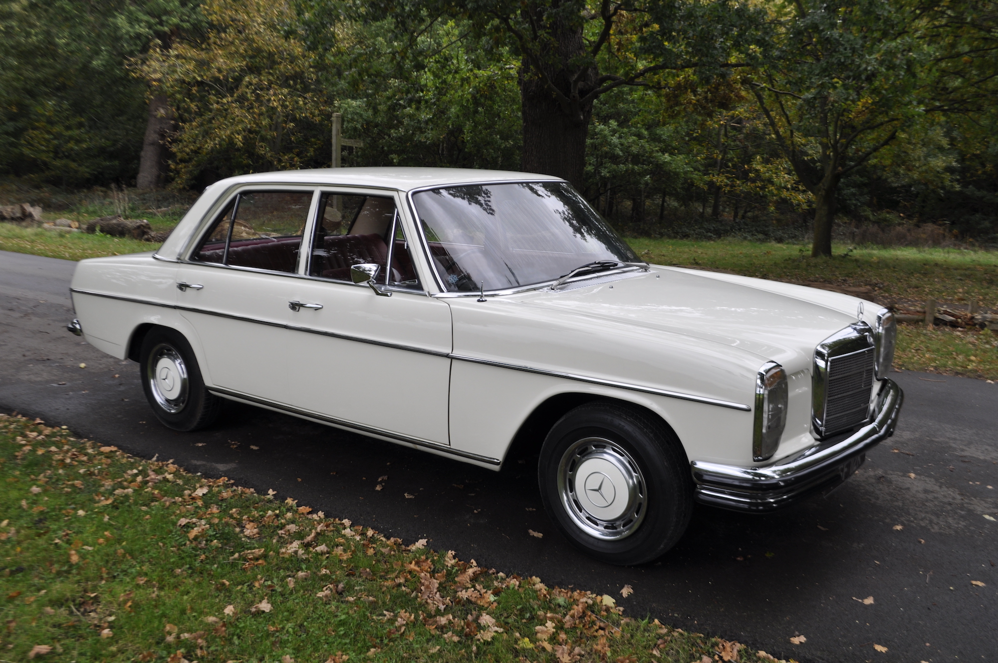 1972 MERCEDES-BENZ (W114) 250 SALOON for sale by auction in Wexham ...