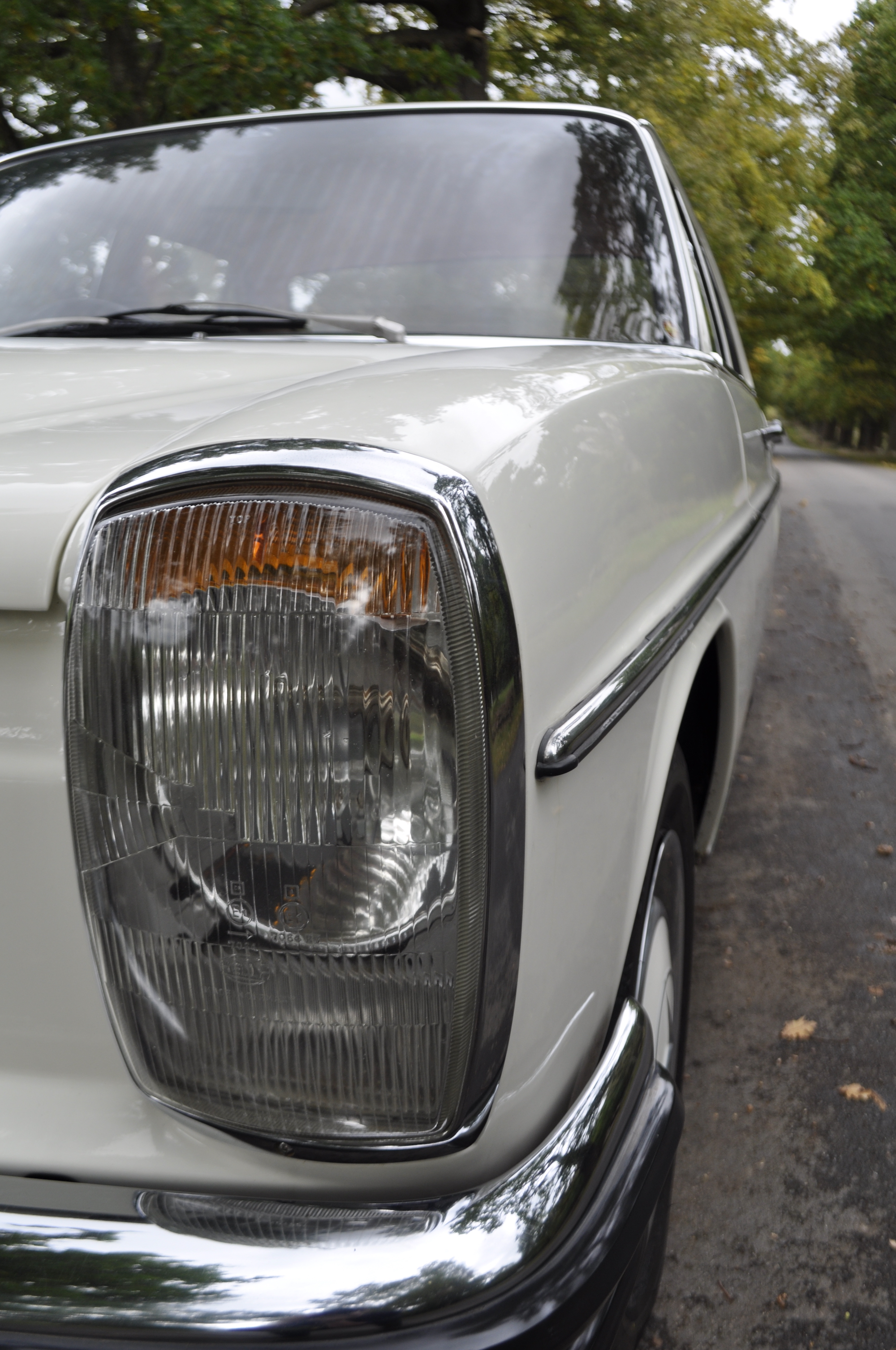 1972 MERCEDES-BENZ (W114) 250 SALOON for sale by auction in Wexham ...