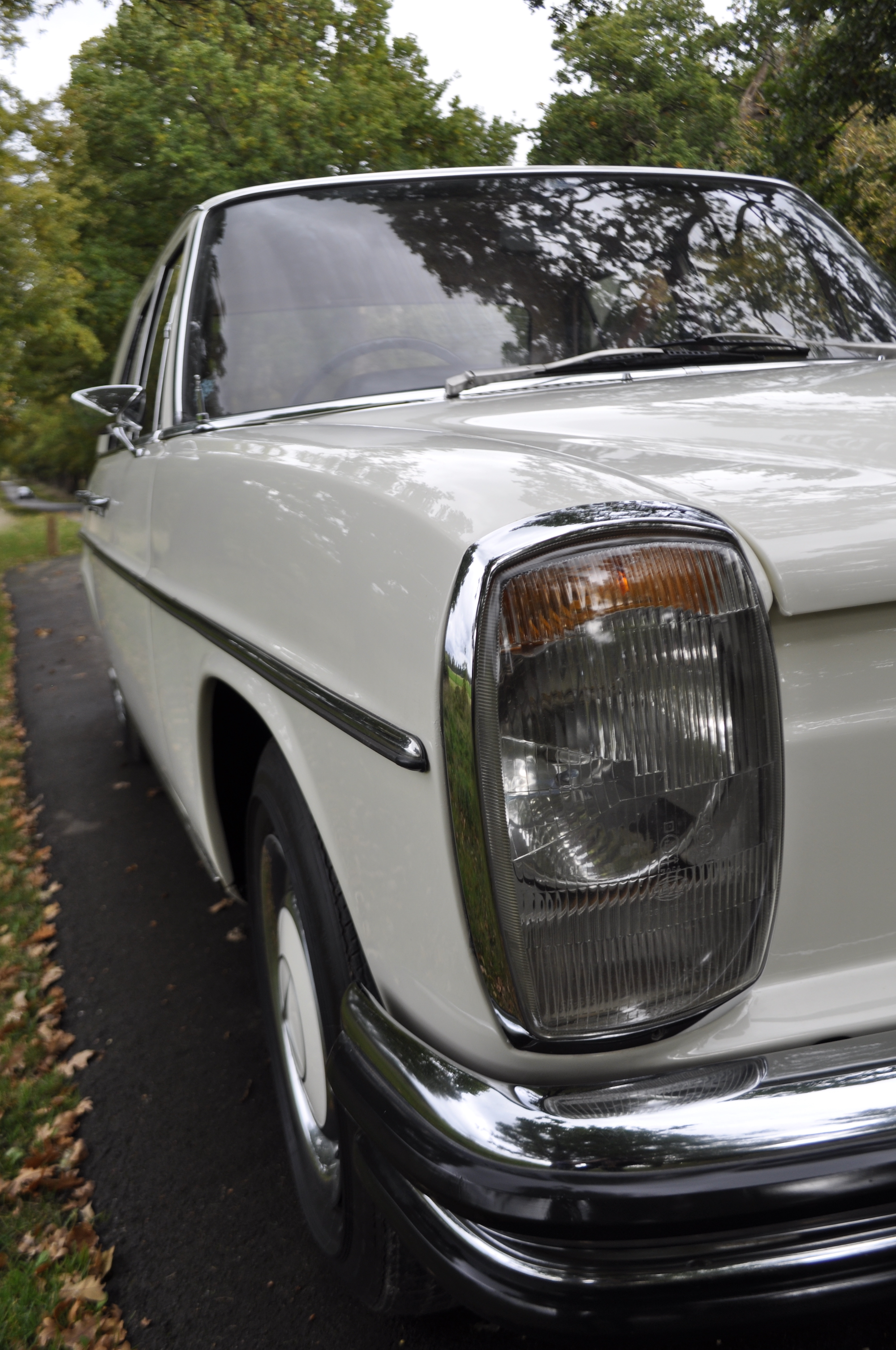 1972 MERCEDES-BENZ (W114) 250 SALOON