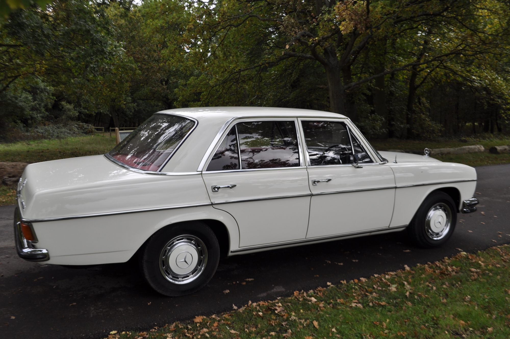 1972 MERCEDES-BENZ (W114) 250 SALOON for sale by auction in Wexham ...