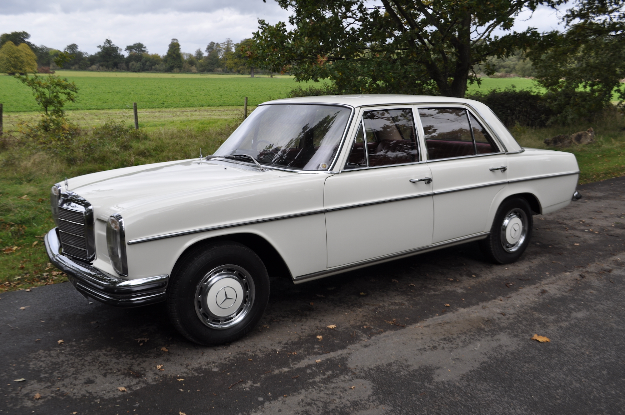 1972 MERCEDES-BENZ (W114) 250 SALOON
