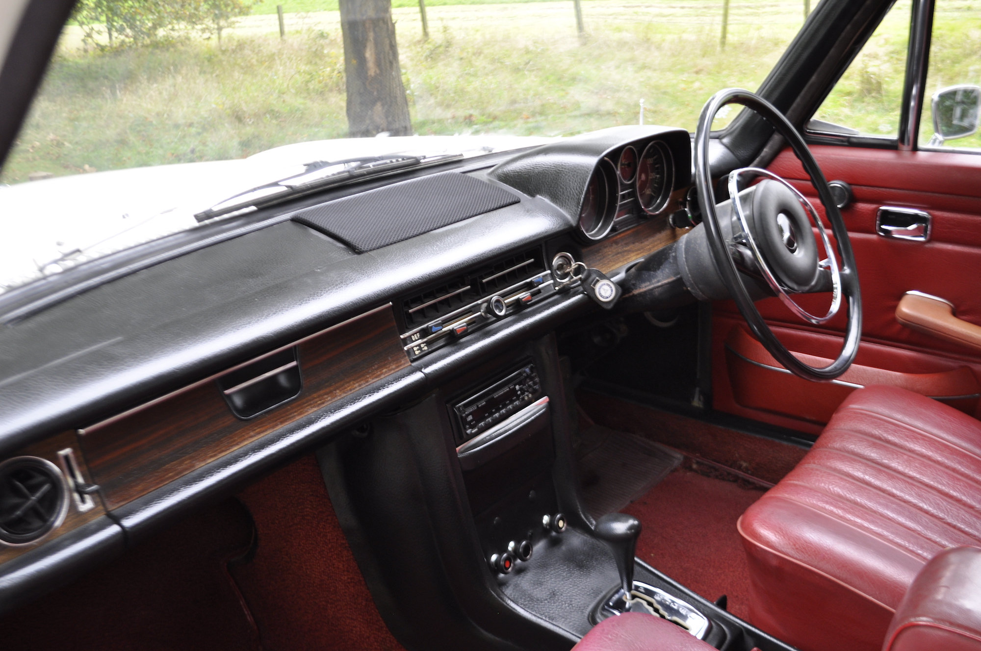 1972 MERCEDES-BENZ (W114) 250 SALOON