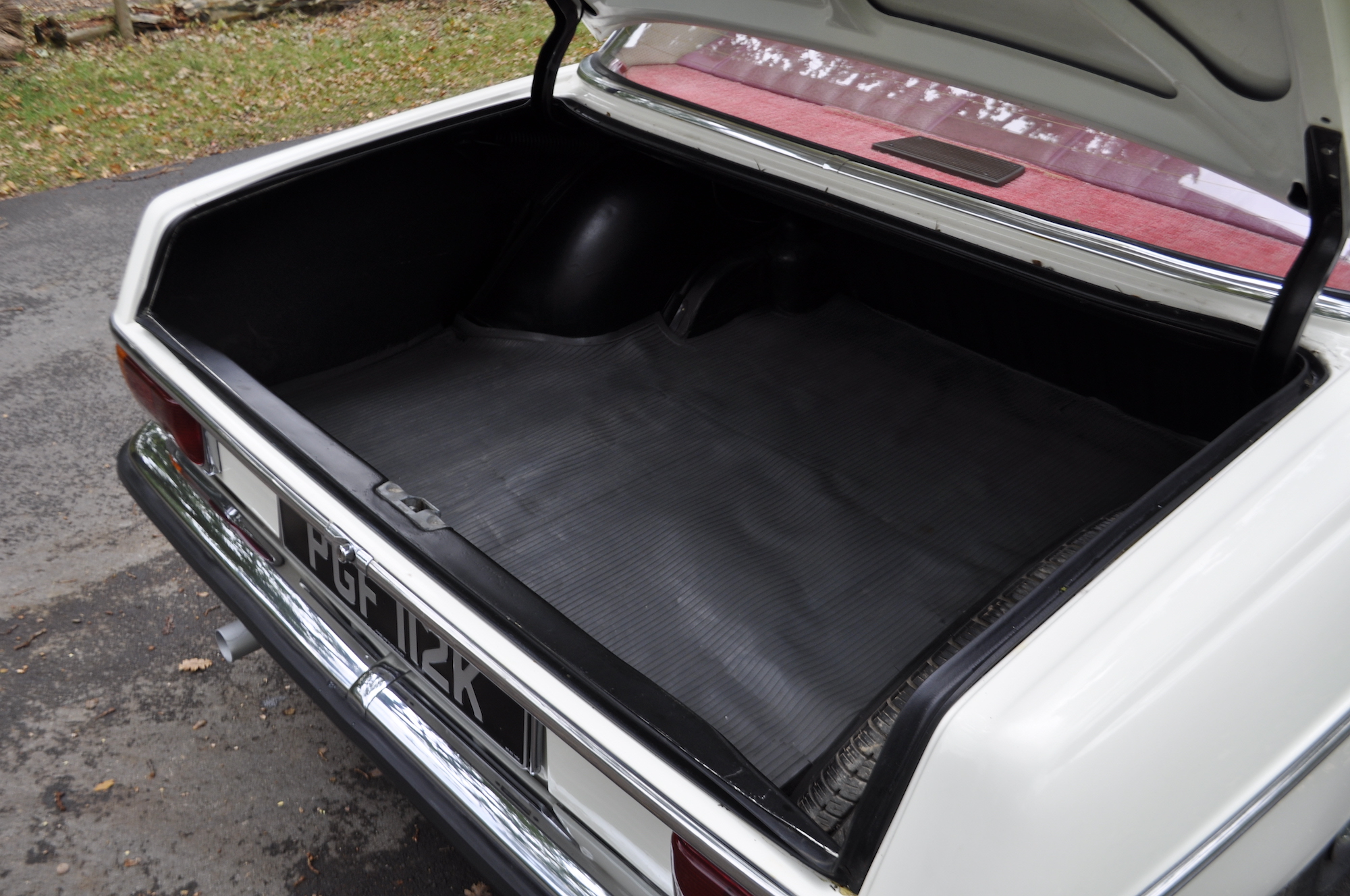 1972 MERCEDES-BENZ (W114) 250 SALOON