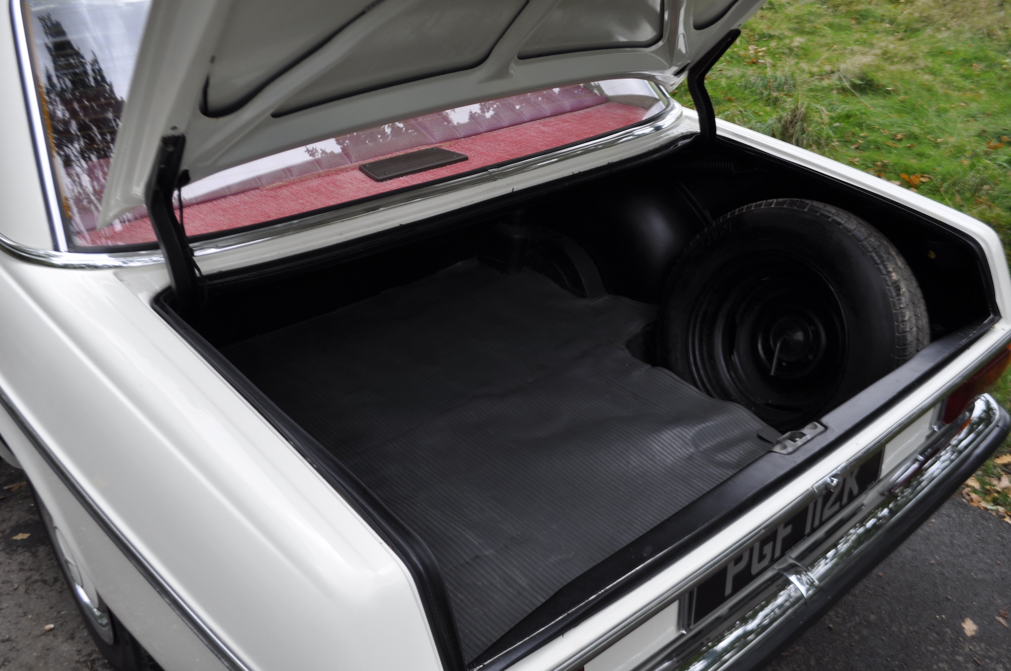 1972 MERCEDES-BENZ (W114) 250 SALOON