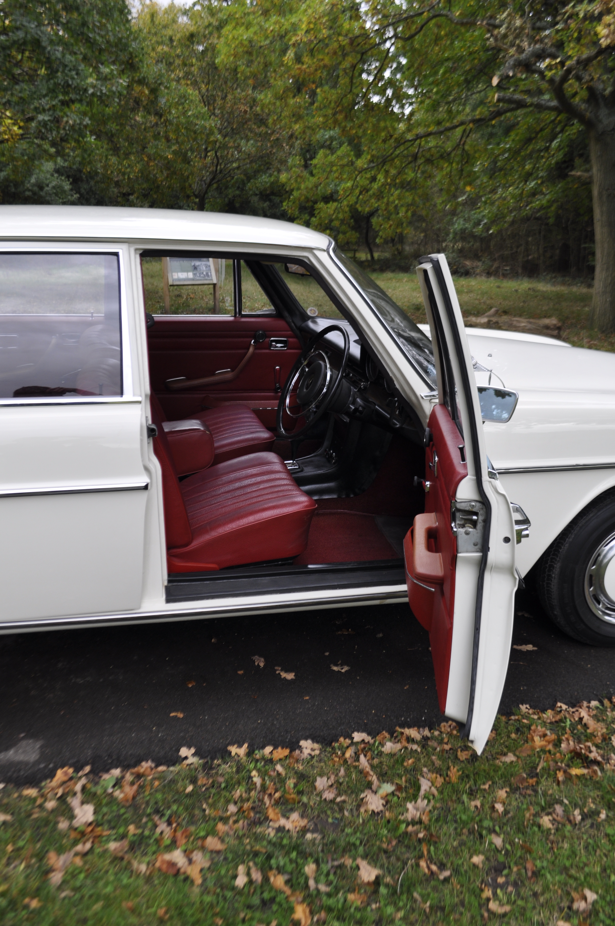 1972 MERCEDES-BENZ (W114) 250 SALOON
